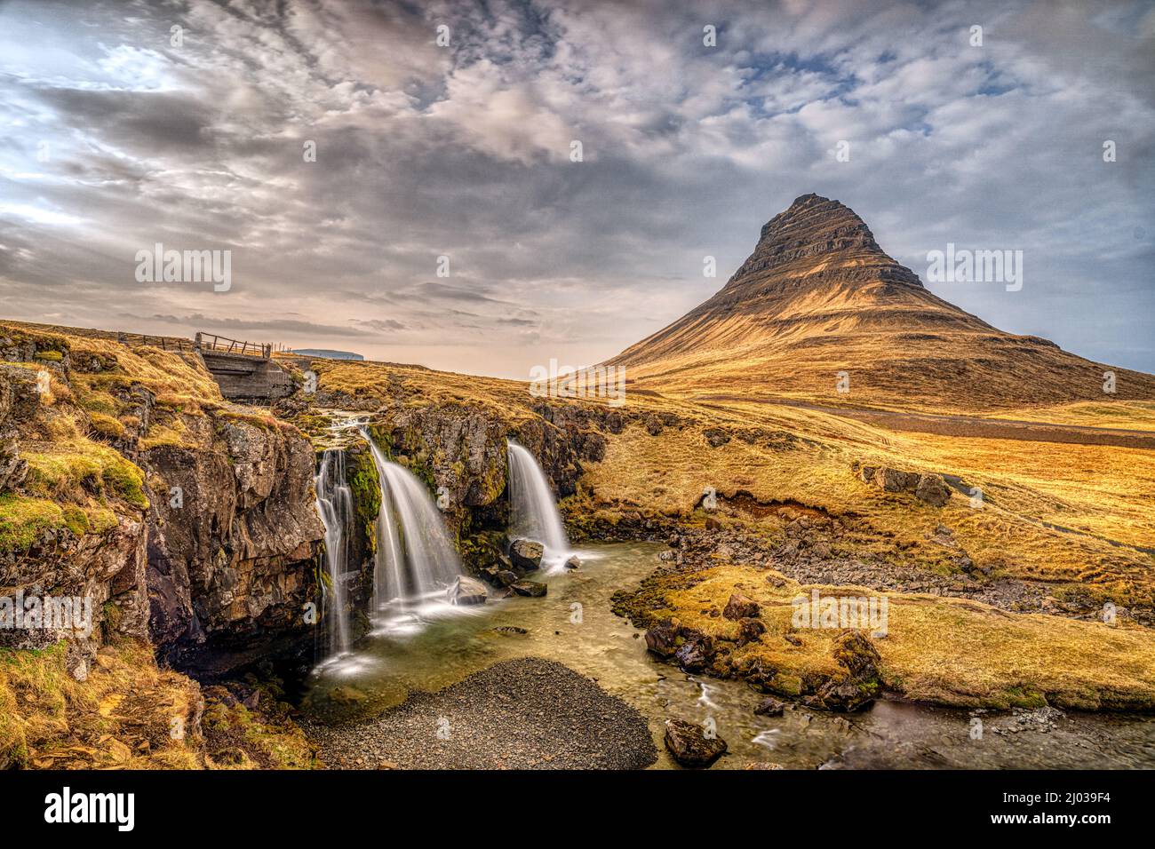 The Kirkjufell waterfall at sunrise, Snaefellsnes Peninsula, Western ...