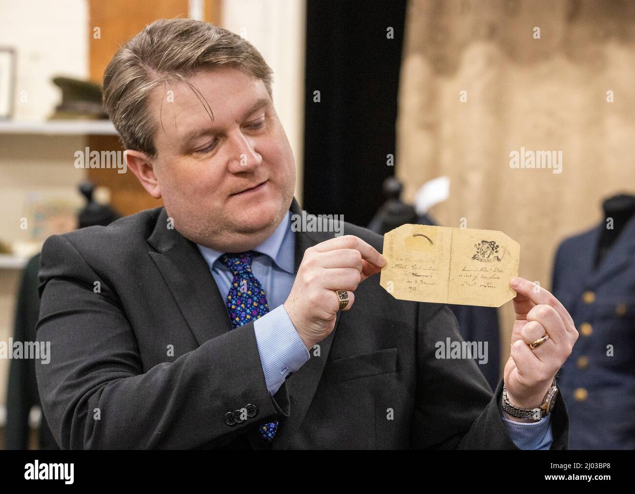 Auctioneer Karl Bennett holding a lock of hair belonging to republican ...