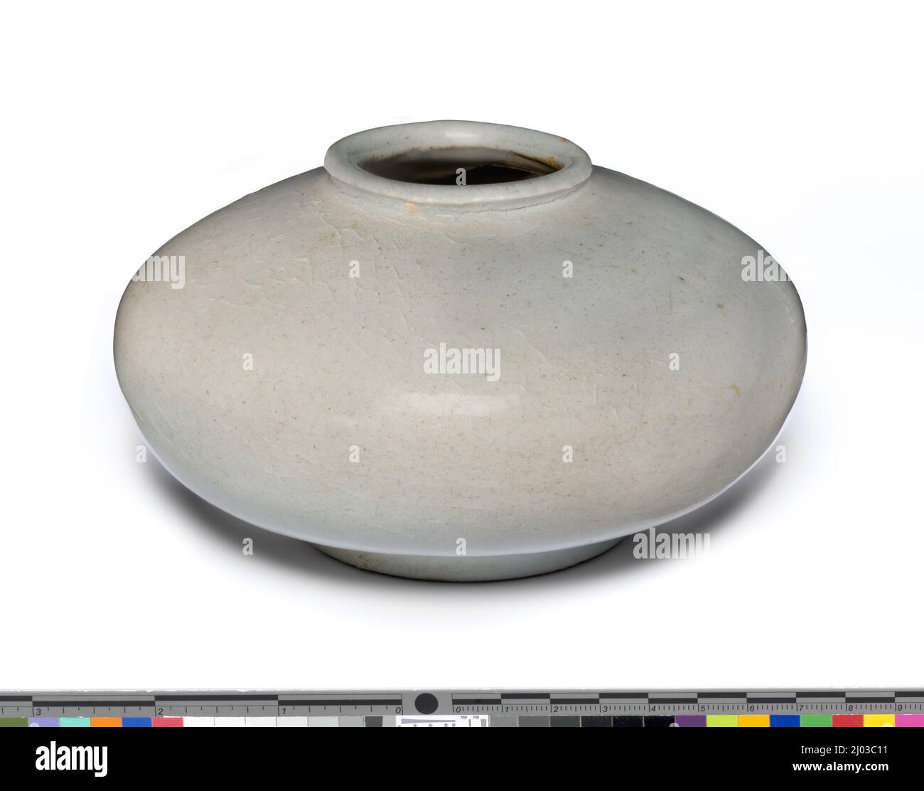 Joseon dynasty jar hi-res stock photography and images - Alamy