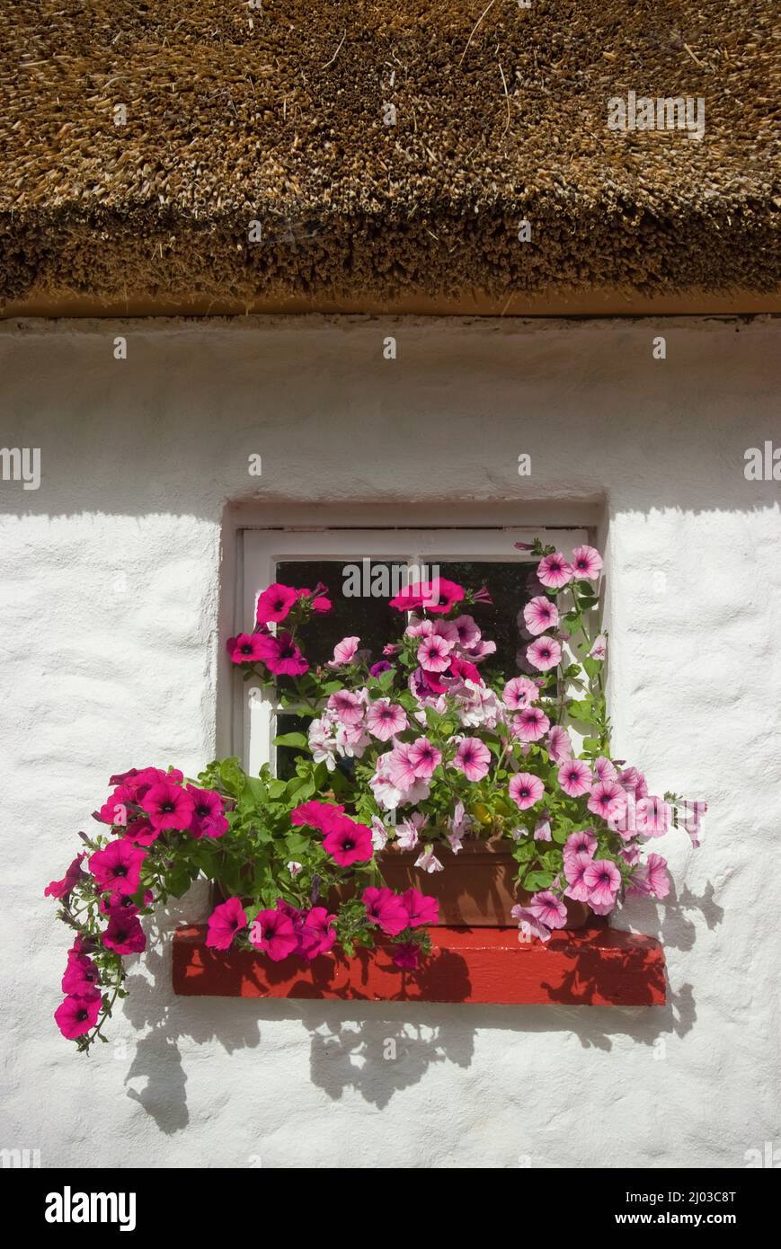 County donegal cottages High Resolution Stock Photography and Images ...