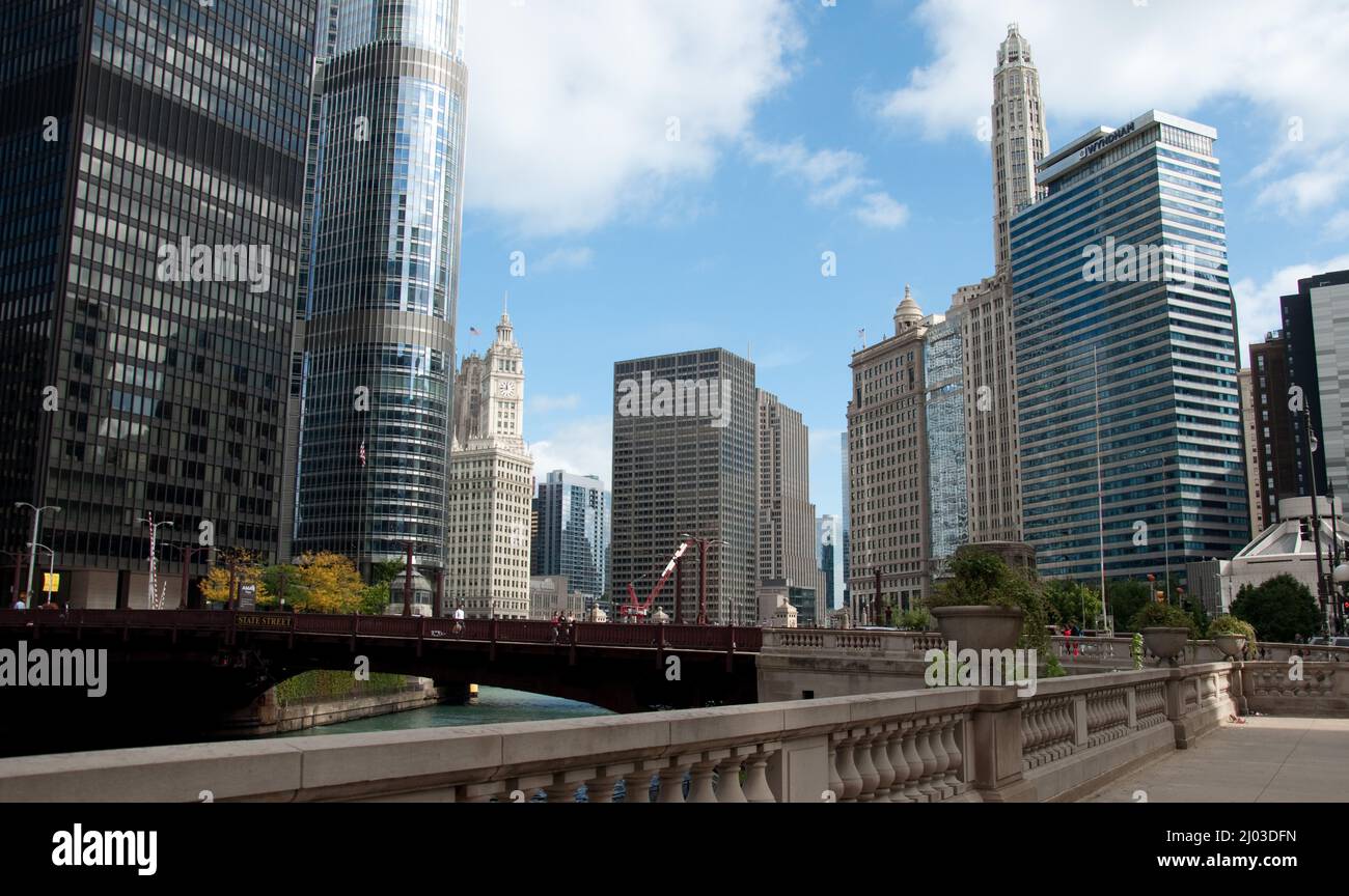 Chicago River and Surrounding Skyscrapers, Chicago, Illinois, USA ...