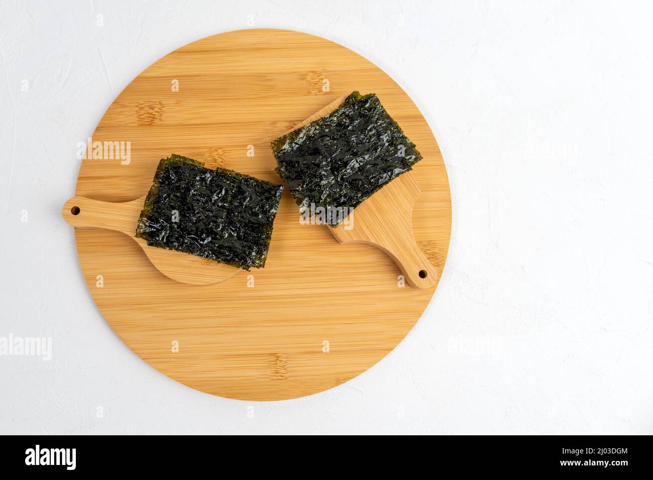 Nori leaves. Crunchy dried seaweed. Japanese traditional cuisine Stock ...