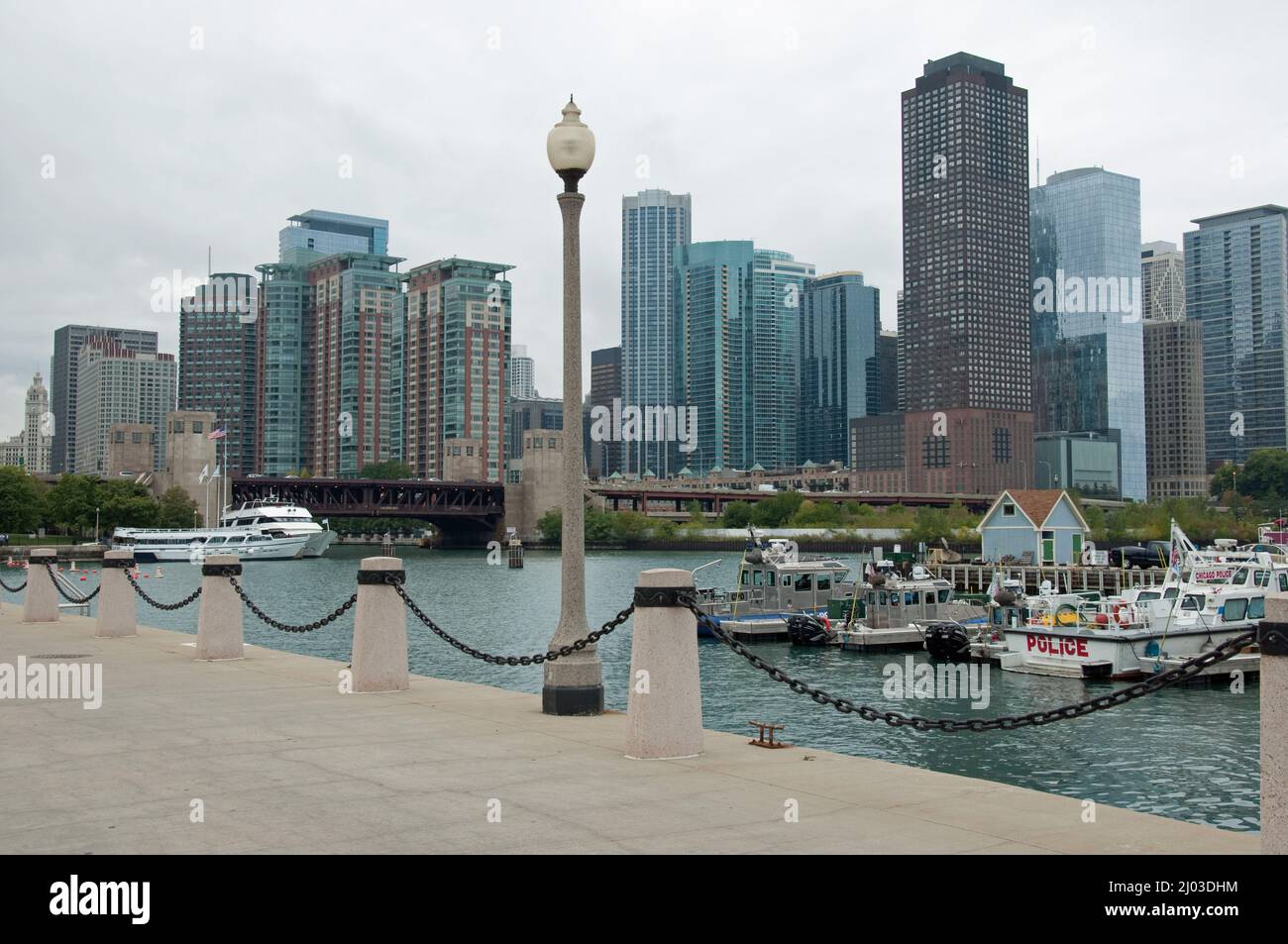 Skyscrapers and Marina at Lake Michigan, Chicago, Illinois, USA Chicago ...