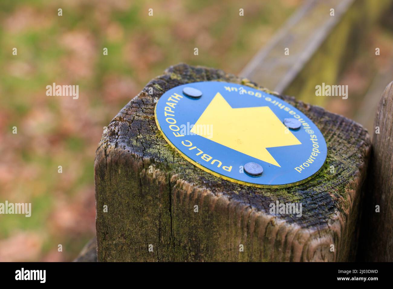 public footpath direction sign Stock Photo - Alamy