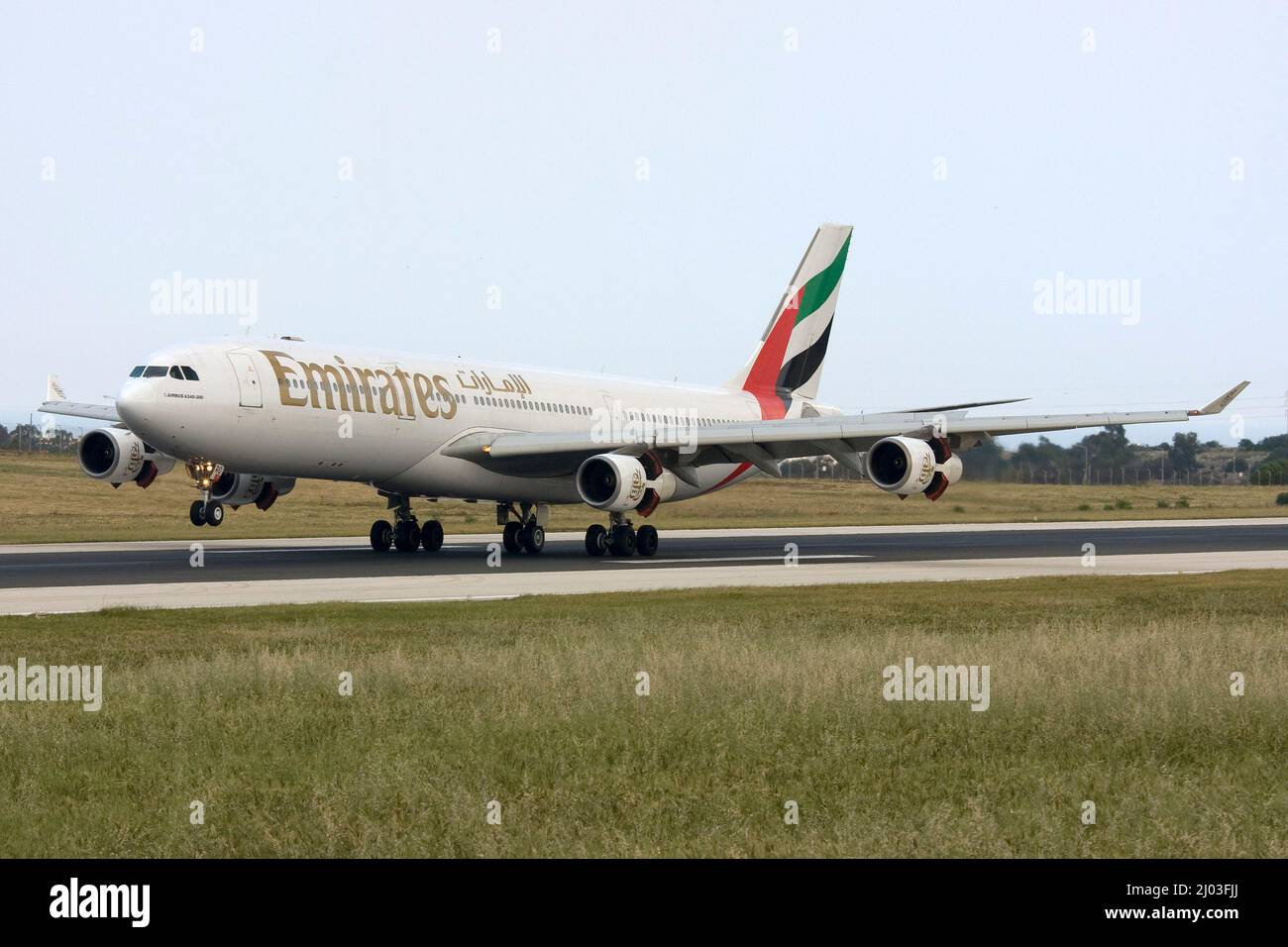 Emirates Airbus A340-313 [A6-ERQ] landing runway 31, one of the few ...