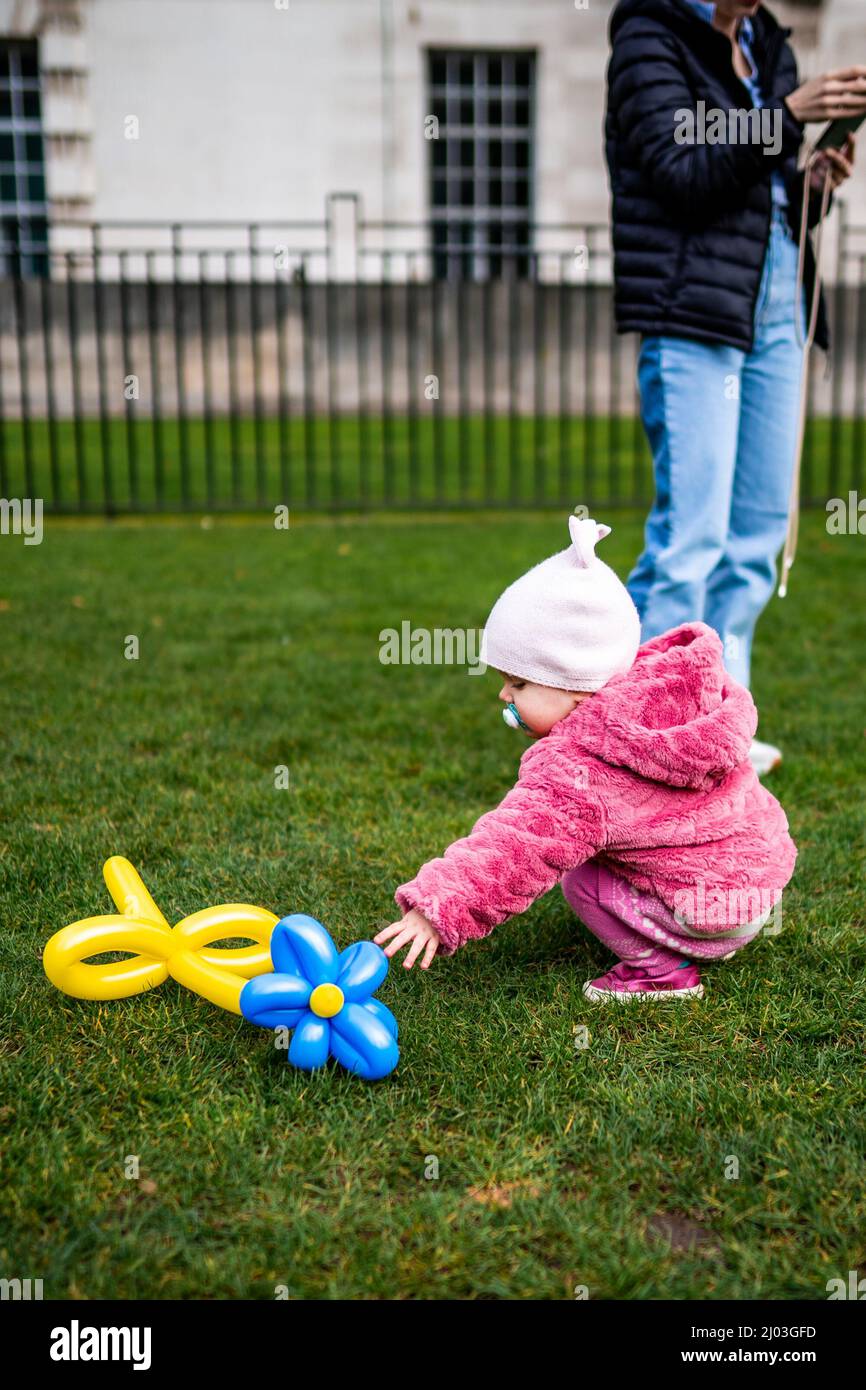 Balloon sculpture hi-res stock photography and images - Alamy
