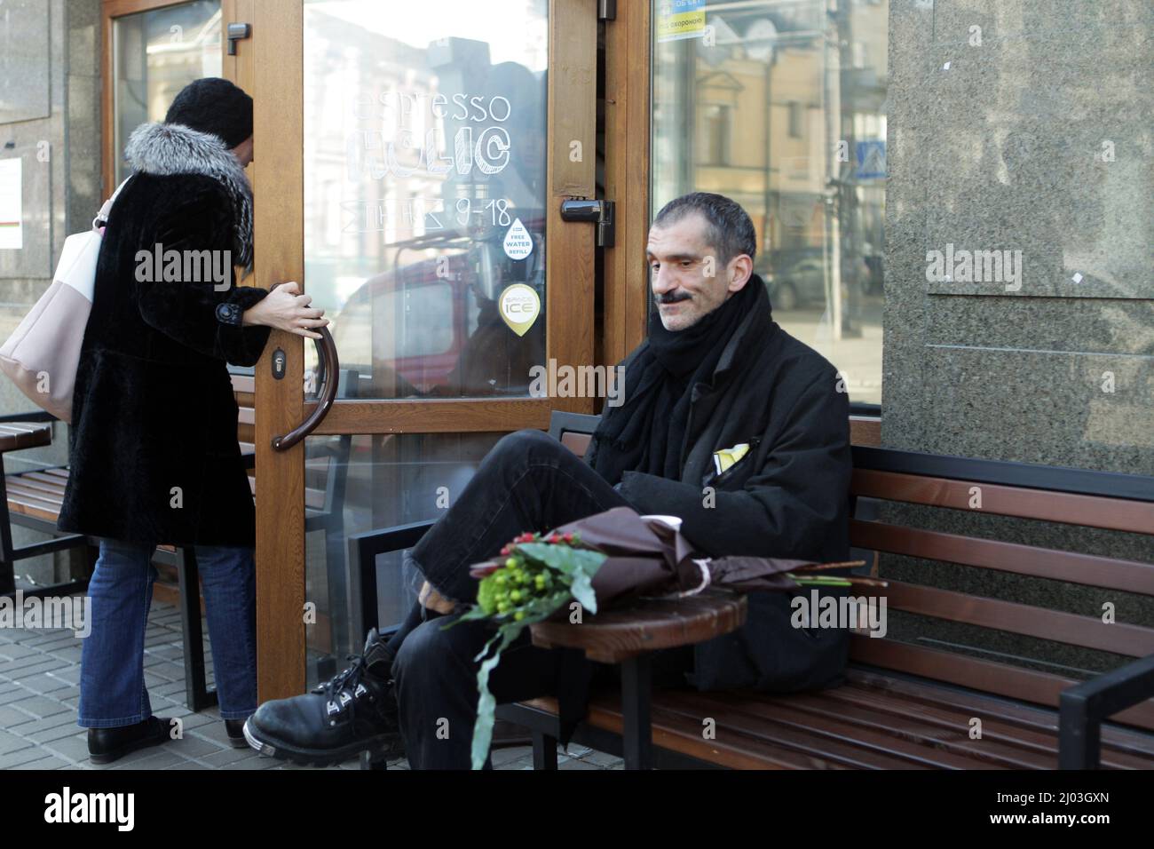 Non Exclusive: KYIV, UKRAINE - MARCH 15, 2022 - Visitors of a coffee ...