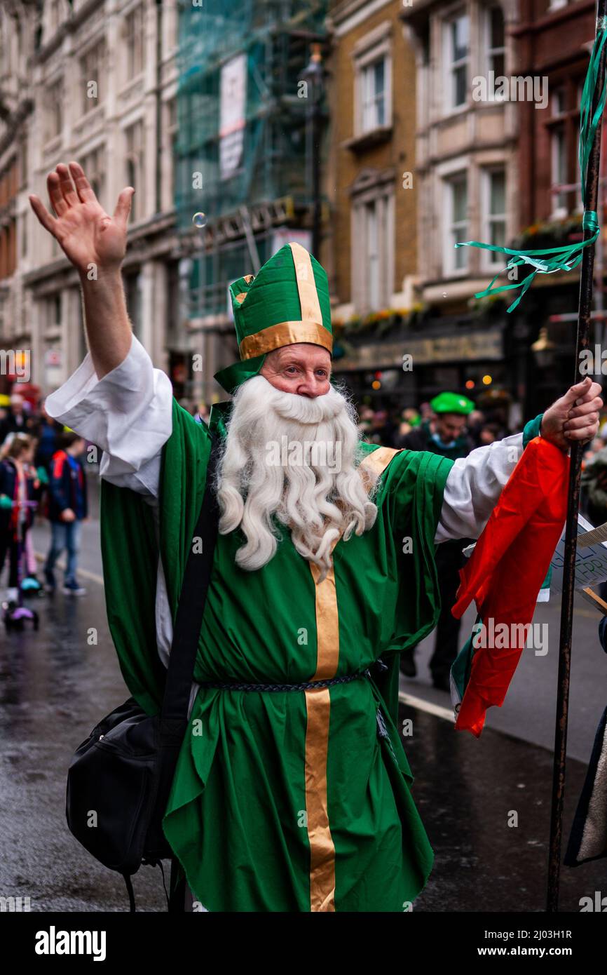 Man dressed as saint patrick hi-res stock photography and images - Alamy