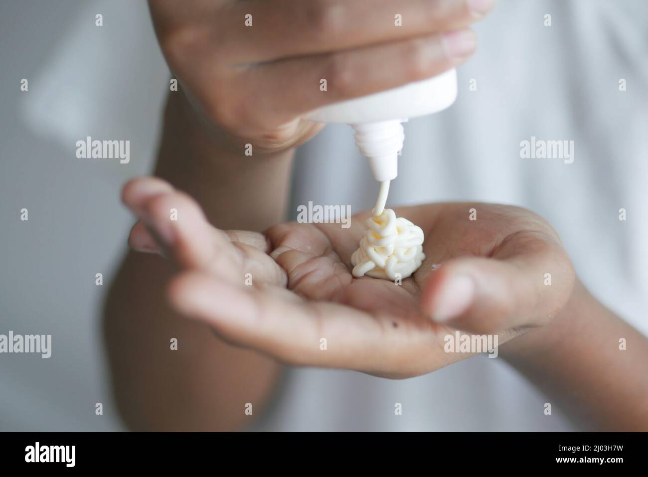 men using sunscreen cream and pouring cream on hand Stock Photo - Alamy