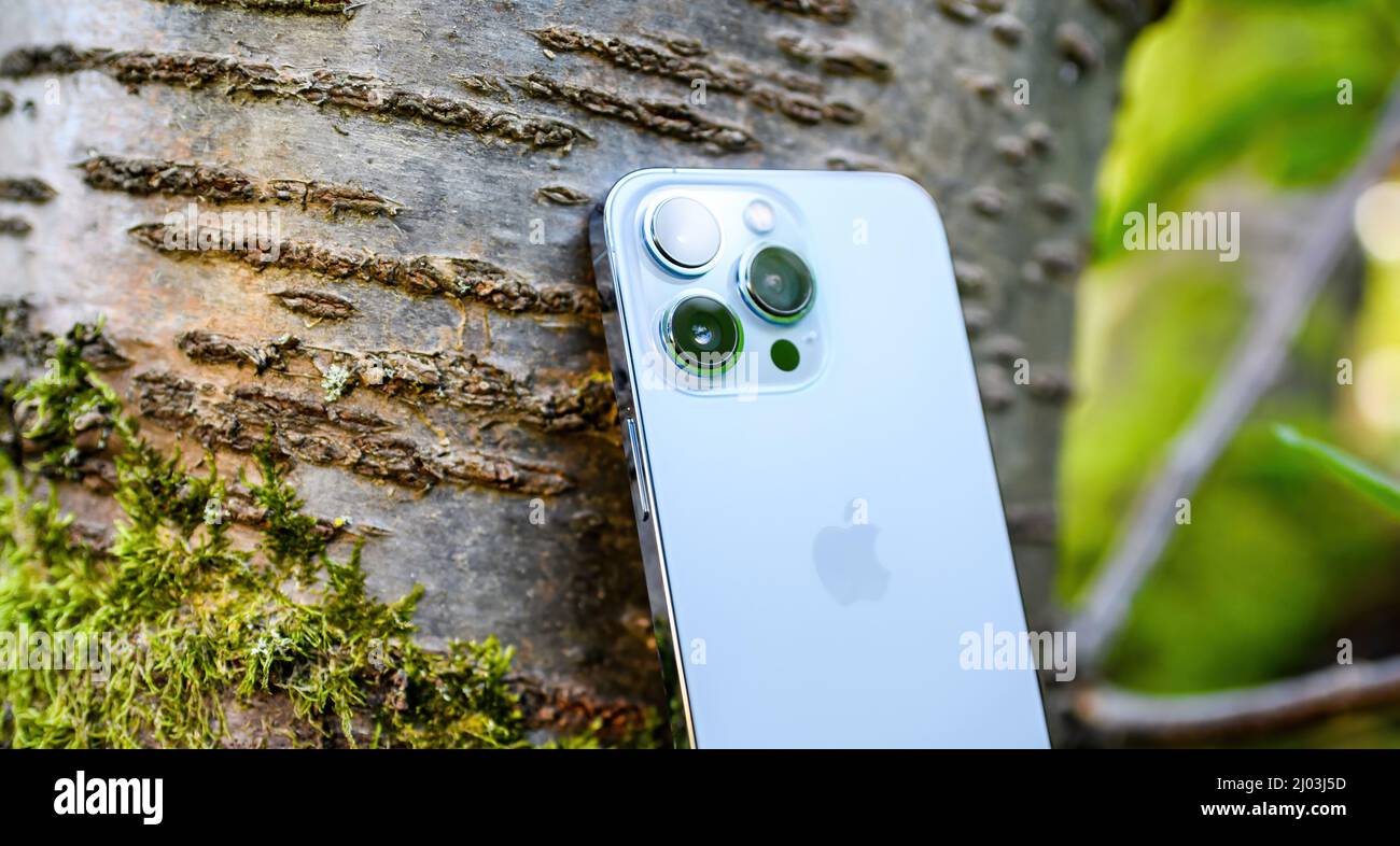Shot iphone 13 pro max hi-res stock photography and images - Alamy