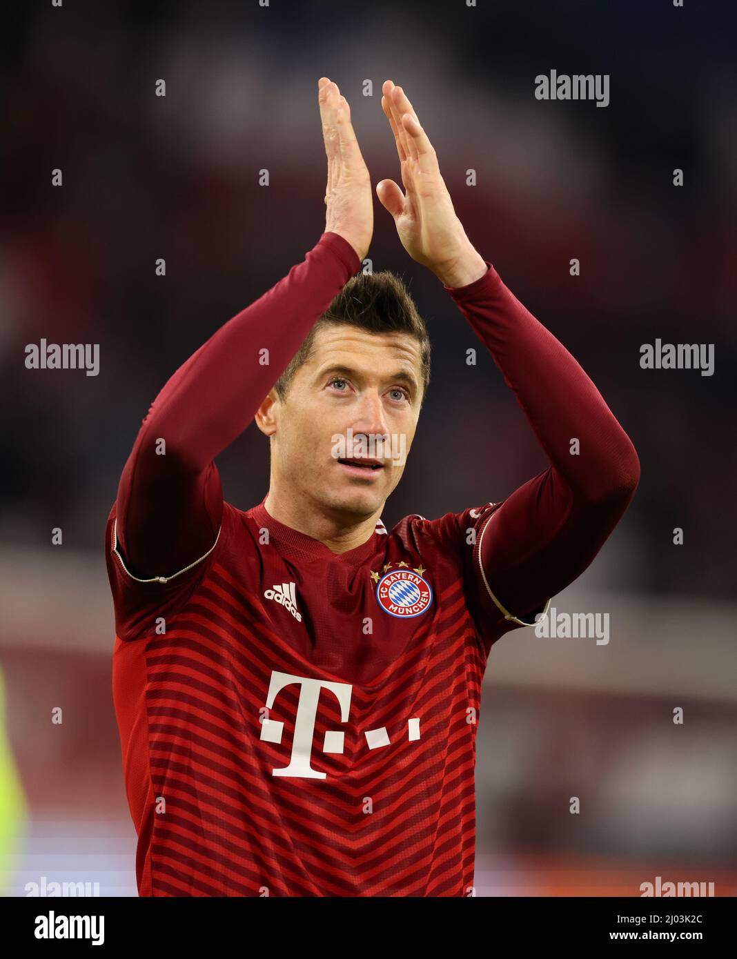 Danke an die Zuschauer : Robert Lewandowski of FC Bayern Muenchen ...