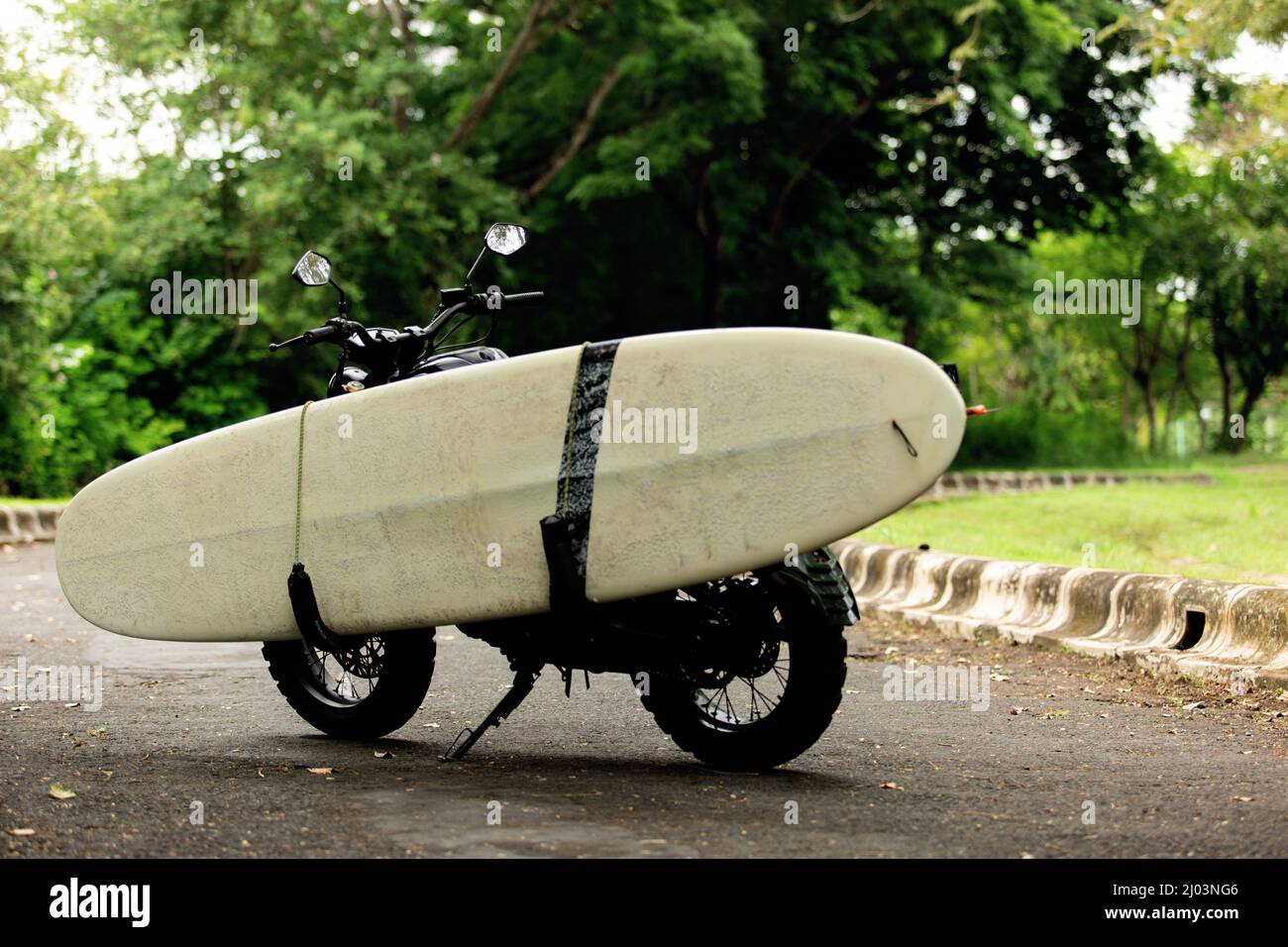 Motorbike with surfboard hi-res stock photography and images - Alamy