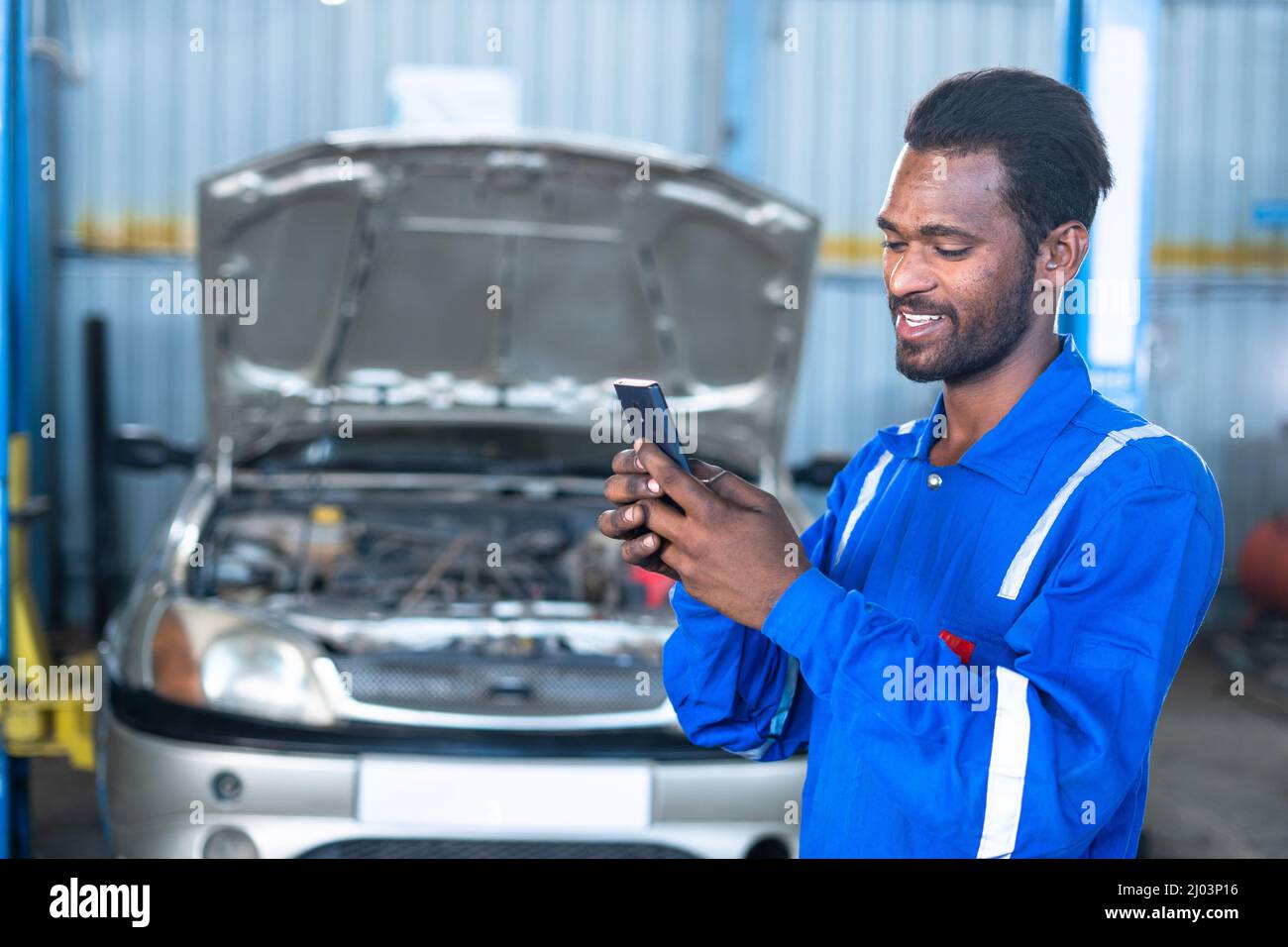 Engineer mobile phone repair india hi-res stock photography and images ...