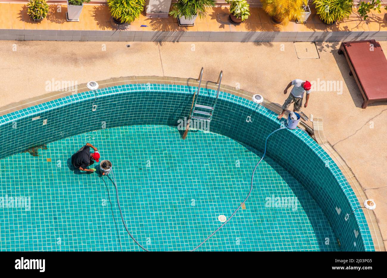 Swimming pool construction working hi-res stock photography and images ...
