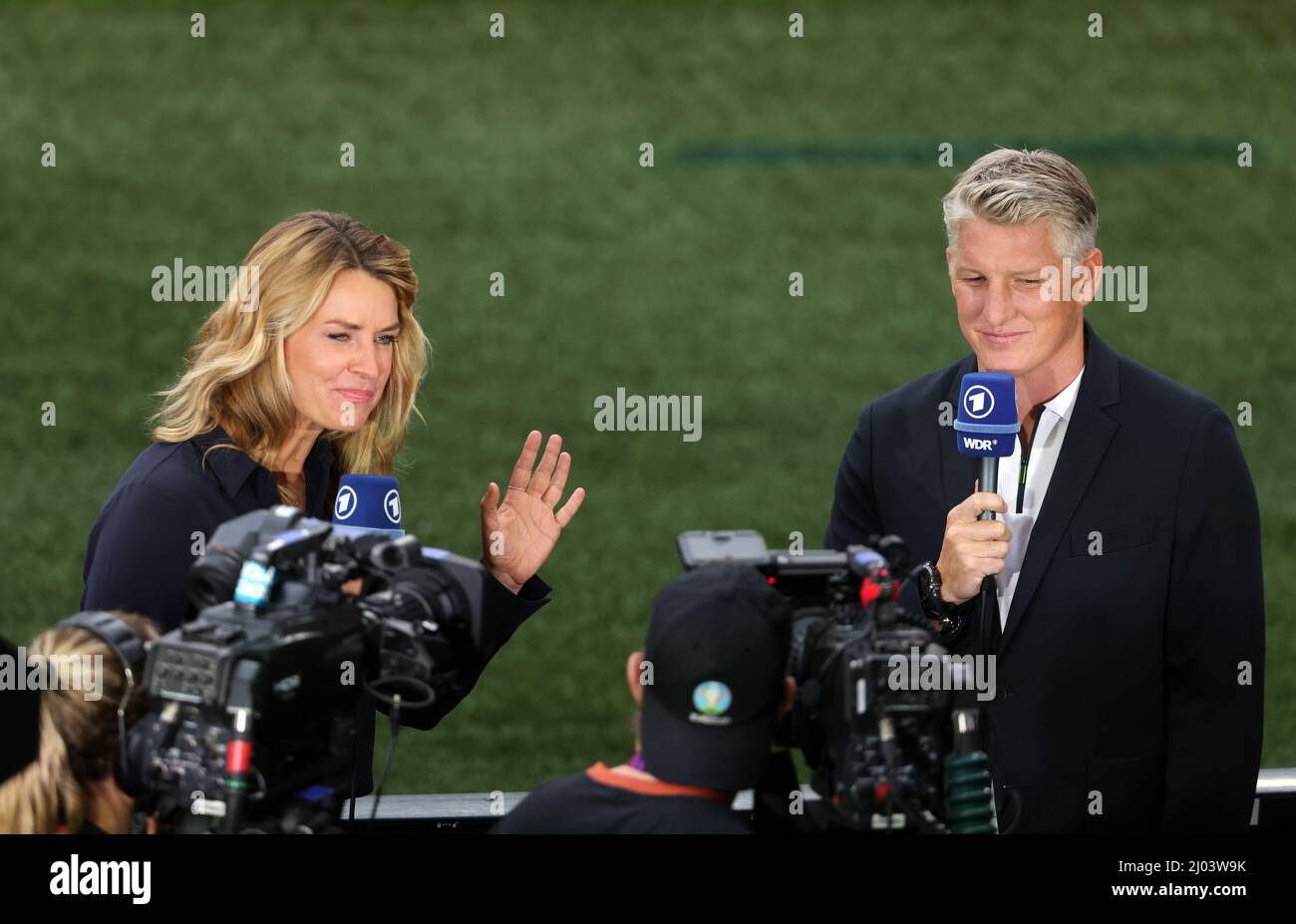 Jessy Wellmer und Bastian Schweinsteiger UEFA Euro 2020 Stadion Wembley ...