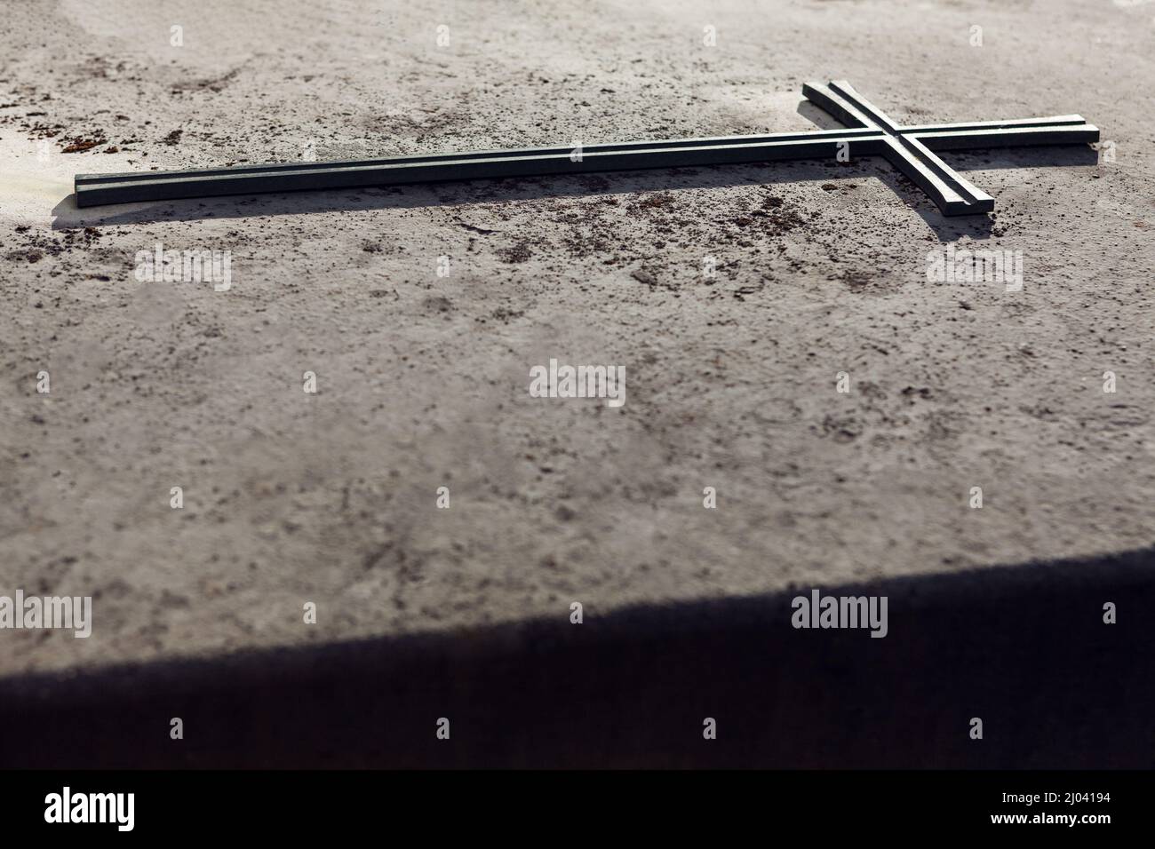Cross on the grave . Headstone with cross symbol Stock Photo - Alamy
