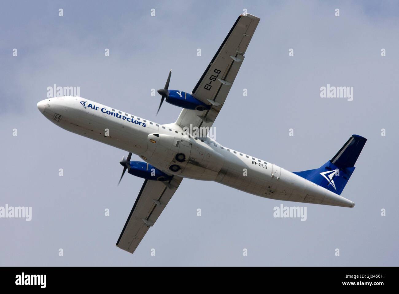 Air Contractors ATR ATR-72-202(F) (EI-SLG) on take off from runway 32 ...