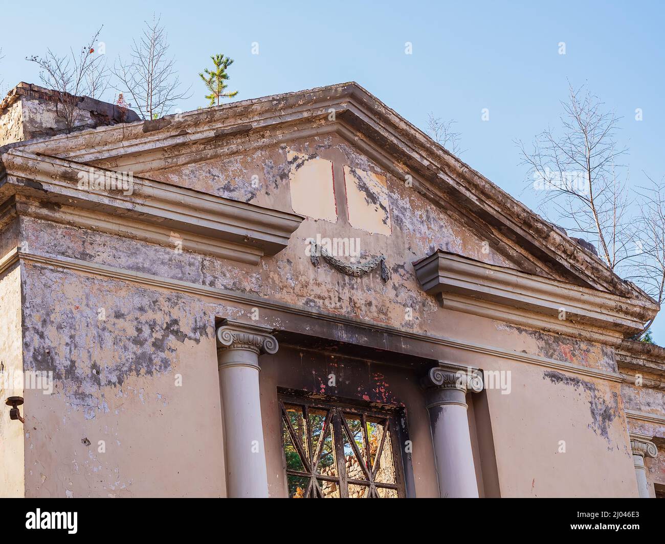 Destroyed brick pillars hi-res stock photography and images - Alamy