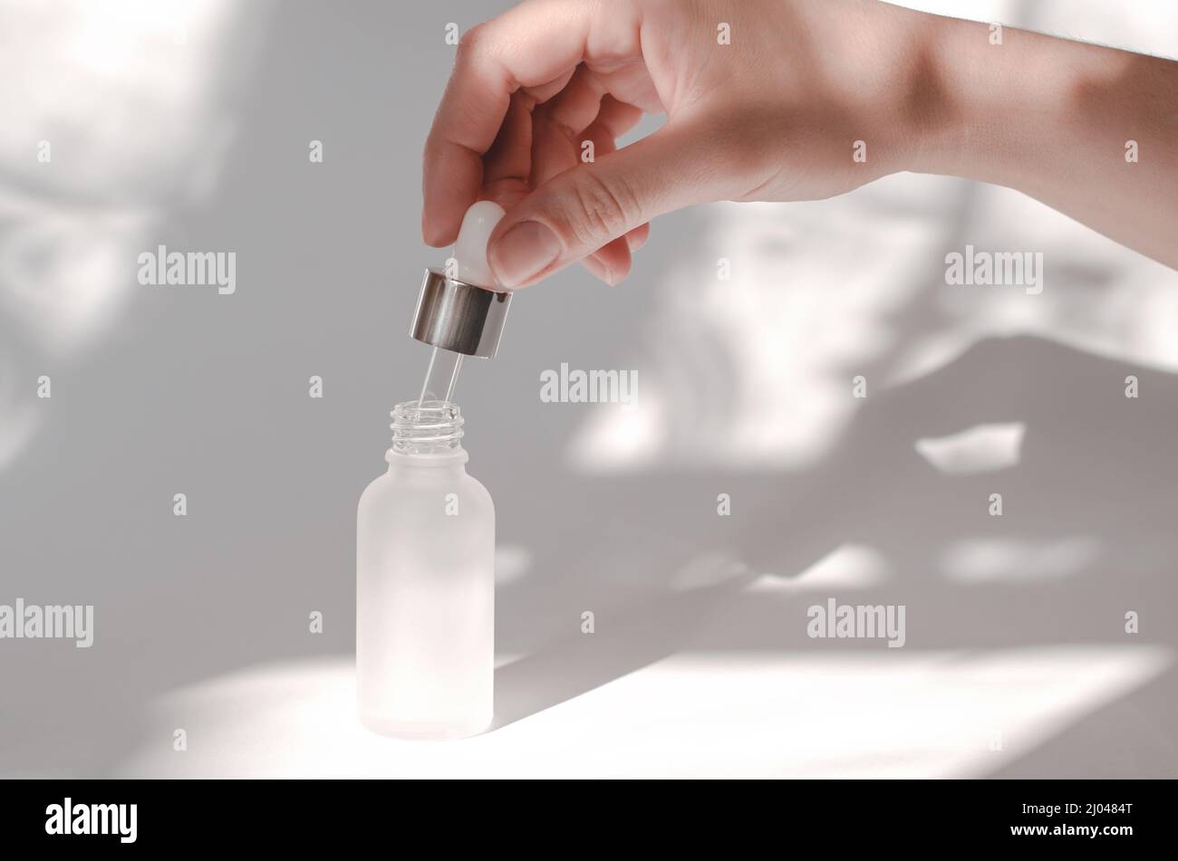 Hand holding pipette hi-res stock photography and images - Alamy