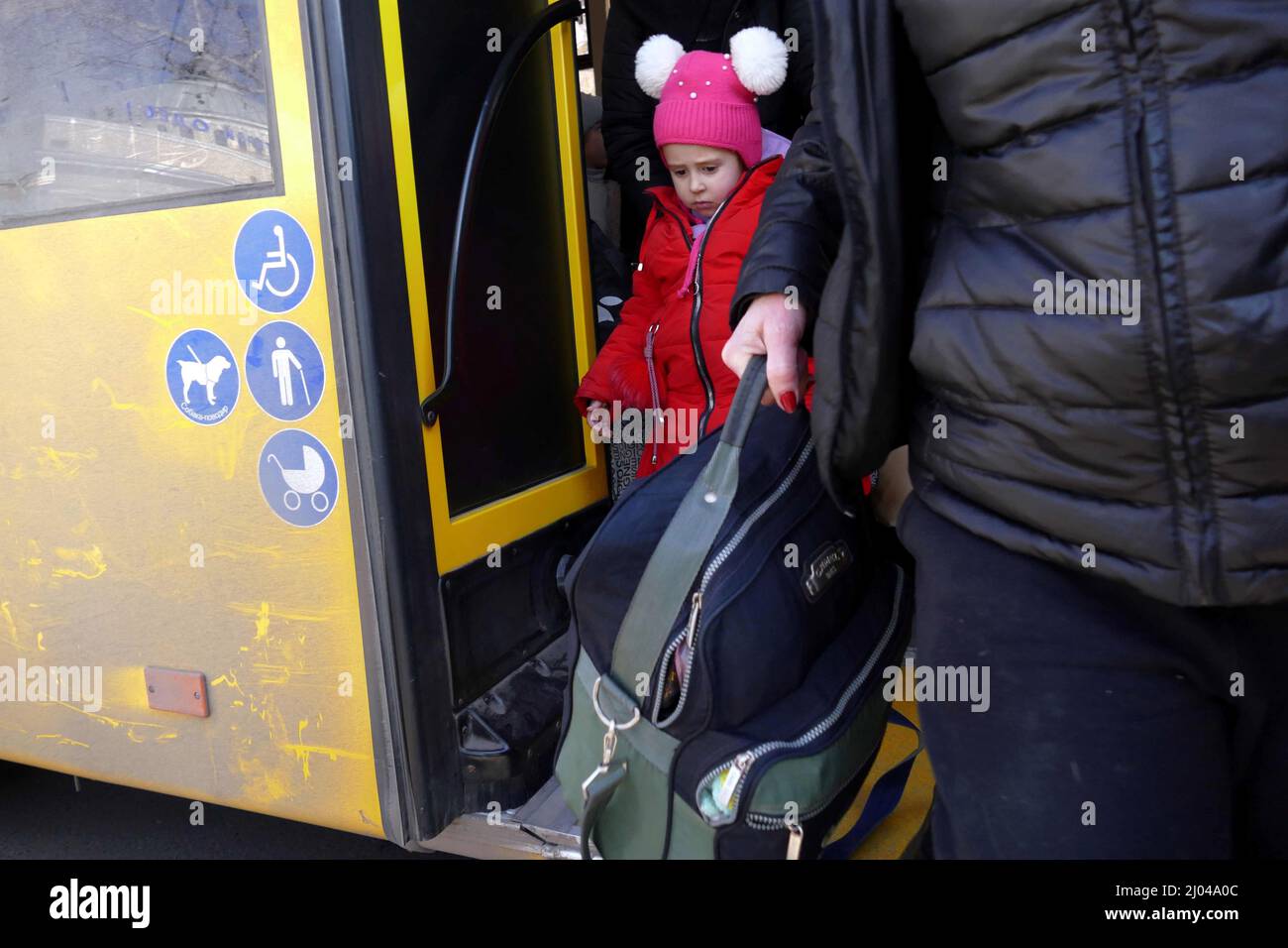 Non Exclusive: ODESA, UKRAINE - MARCH 16, 2022 - A girl evacuated from ...