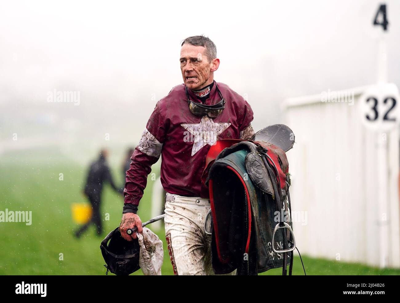 Mud covered jockey horse racing hi-res stock photography and images - Alamy