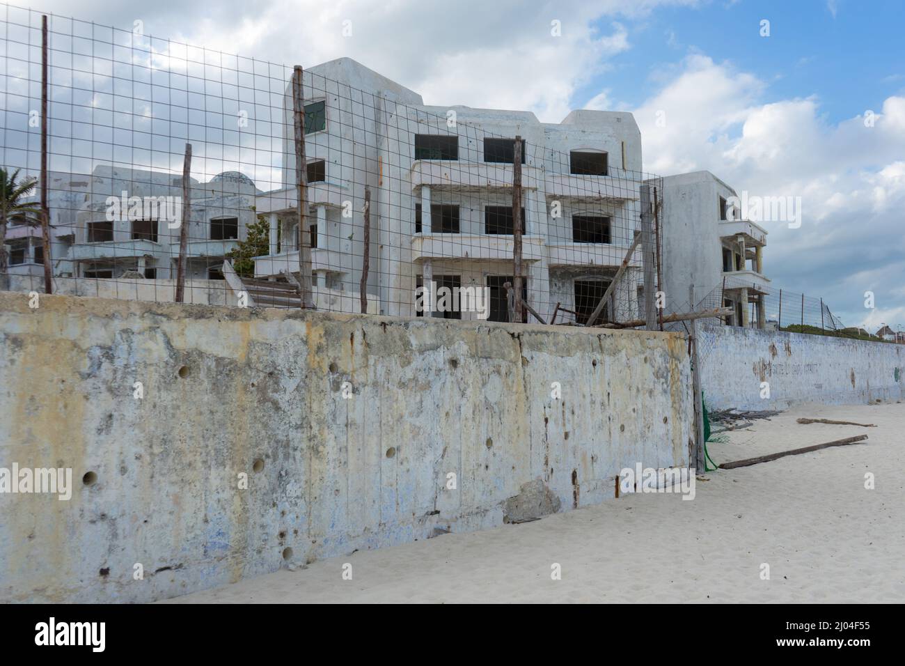 Abandoned hotel at Cancun Stock Photo - Alamy