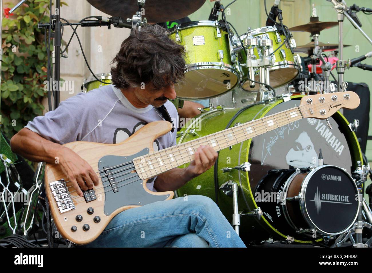 Italian bass player hi-res stock photography and images - Alamy