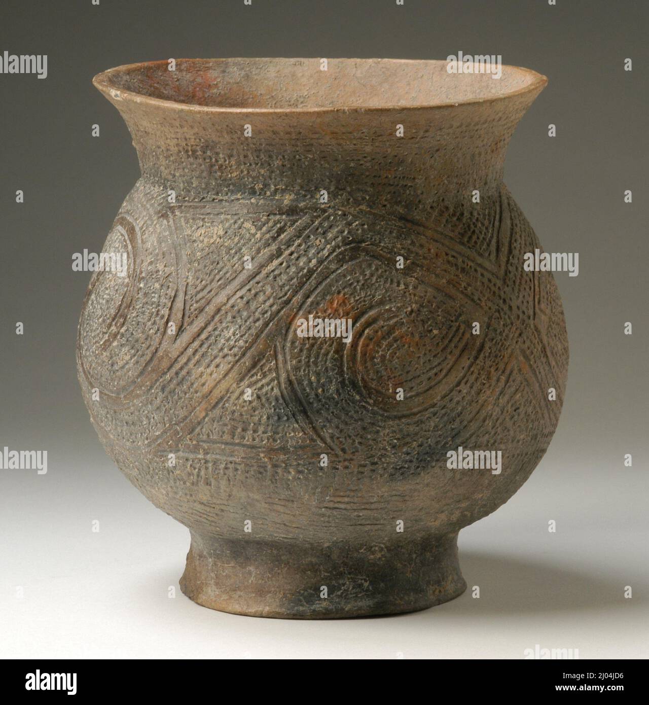 Pot. Thailand, Ban Chiang culture, 4th-3rd century B.C.. Furnishings ...