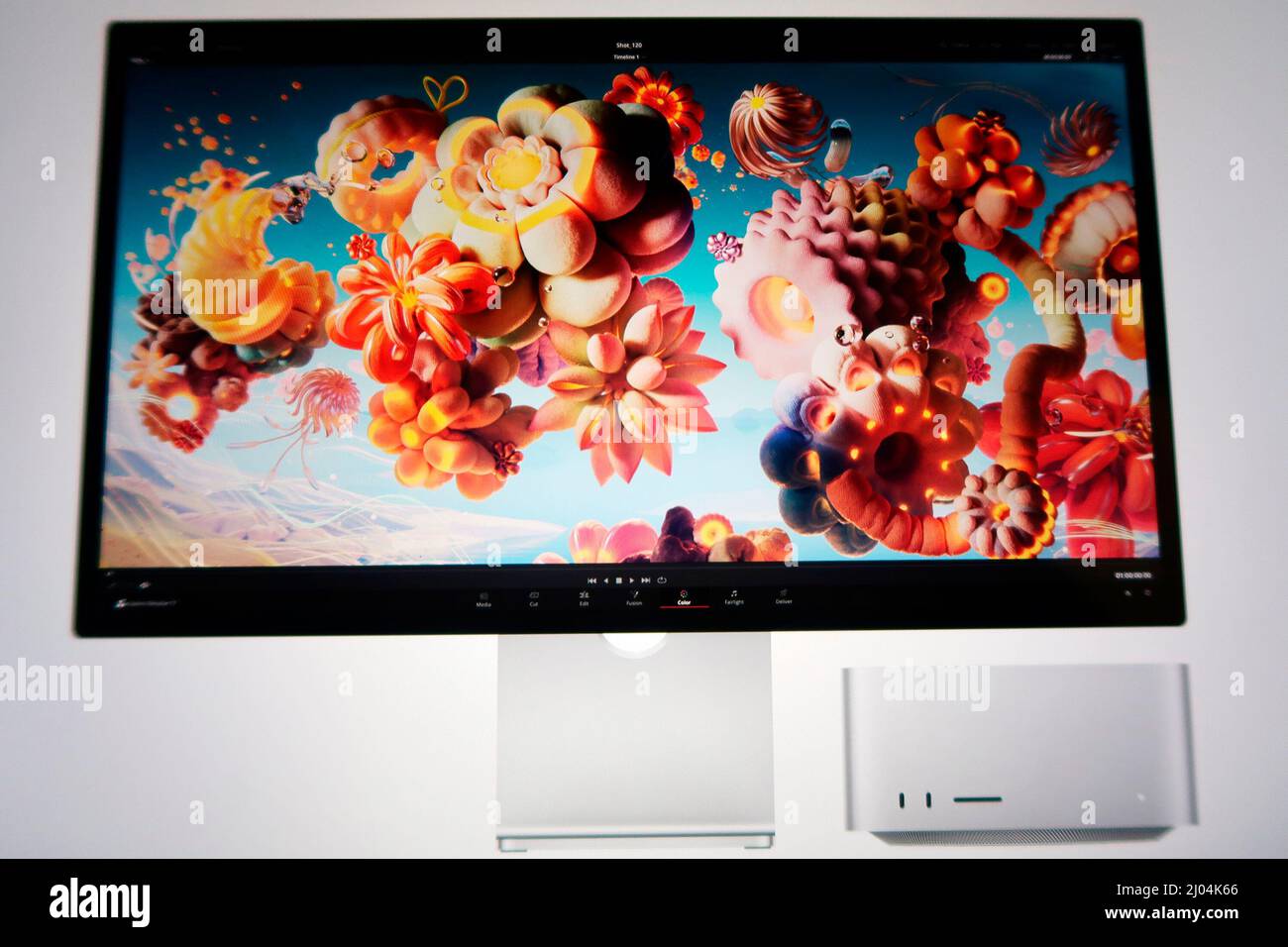 Apple monitor hi-res stock photography and images - Alamy