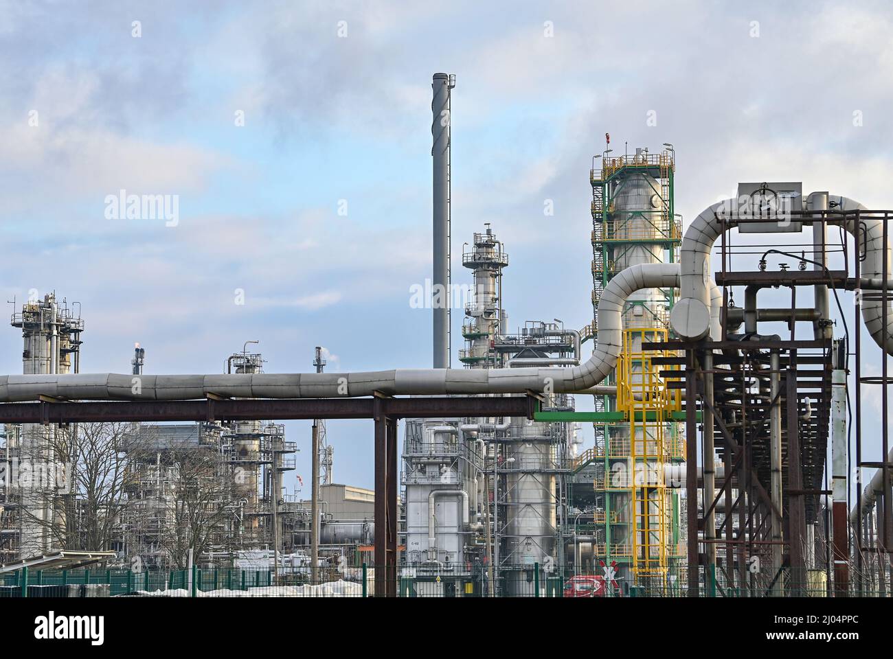 15 March 2022, Brandenburg, Schwedt: Facilities of the crude oil ...
