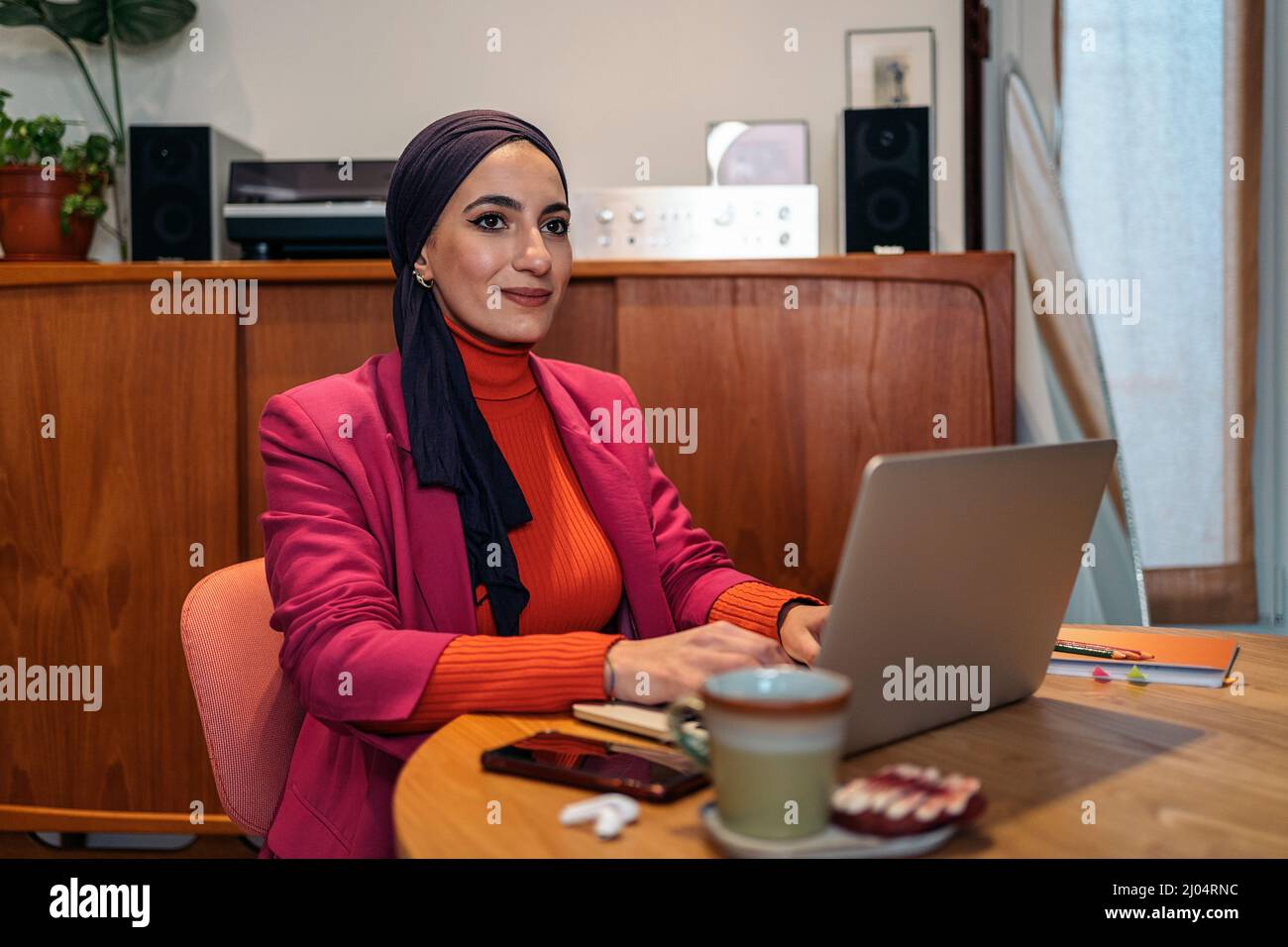 Self employed muslim woman hi-res stock photography and images - Alamy
