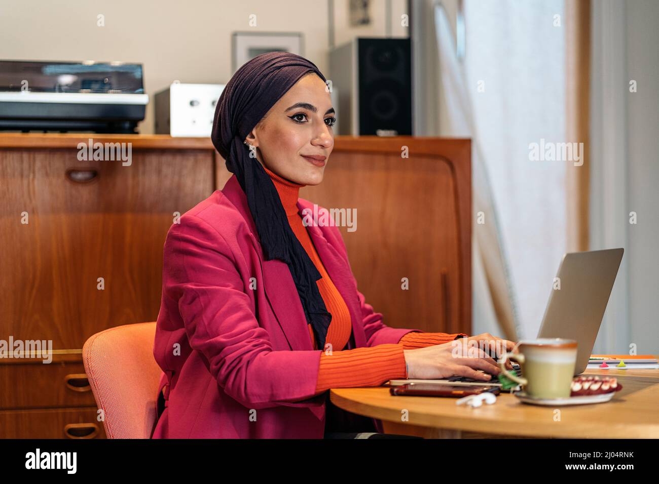 Self employed muslim woman hi-res stock photography and images - Alamy