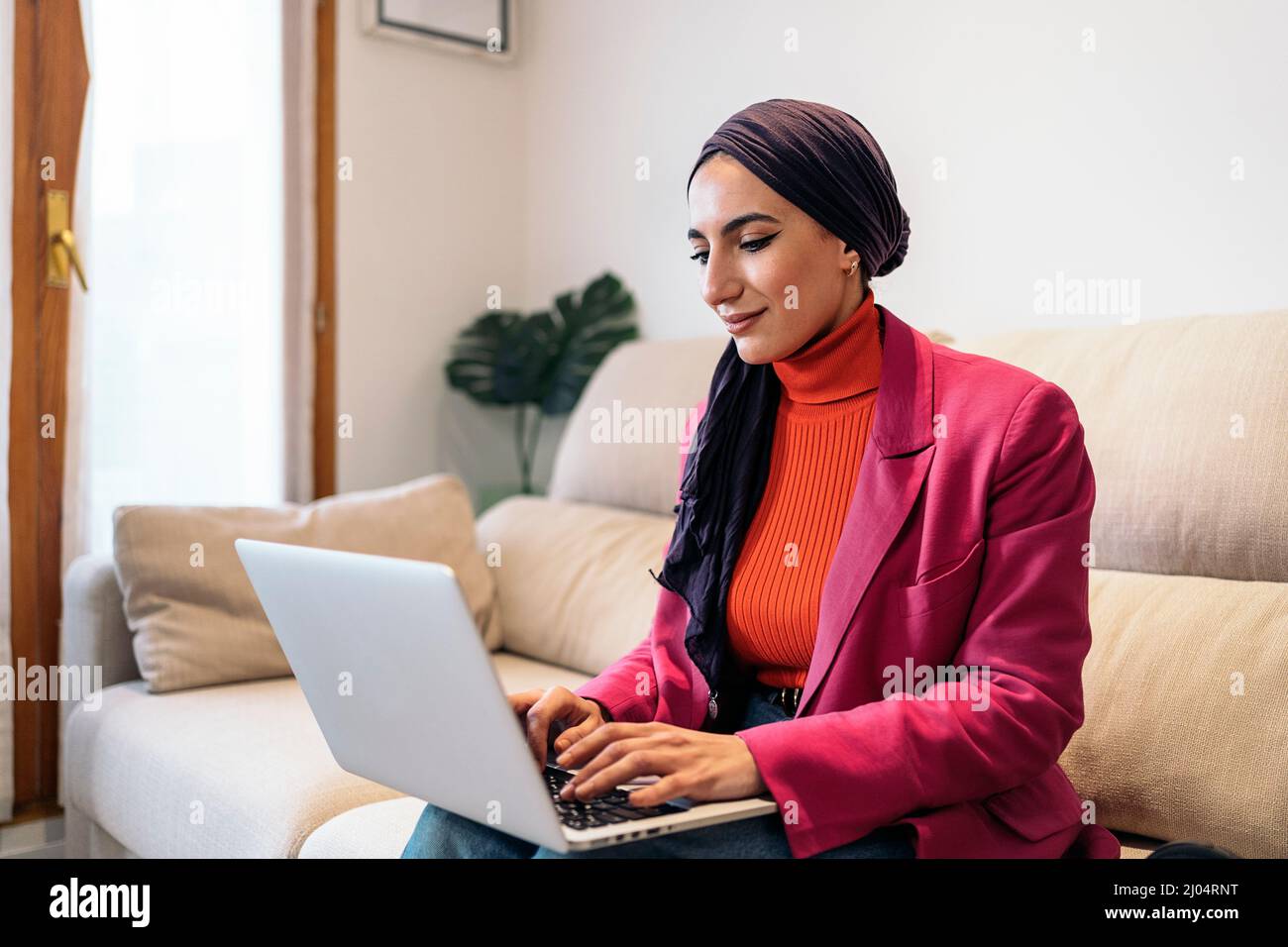 Browsing muslim hi-res stock photography and images - Alamy