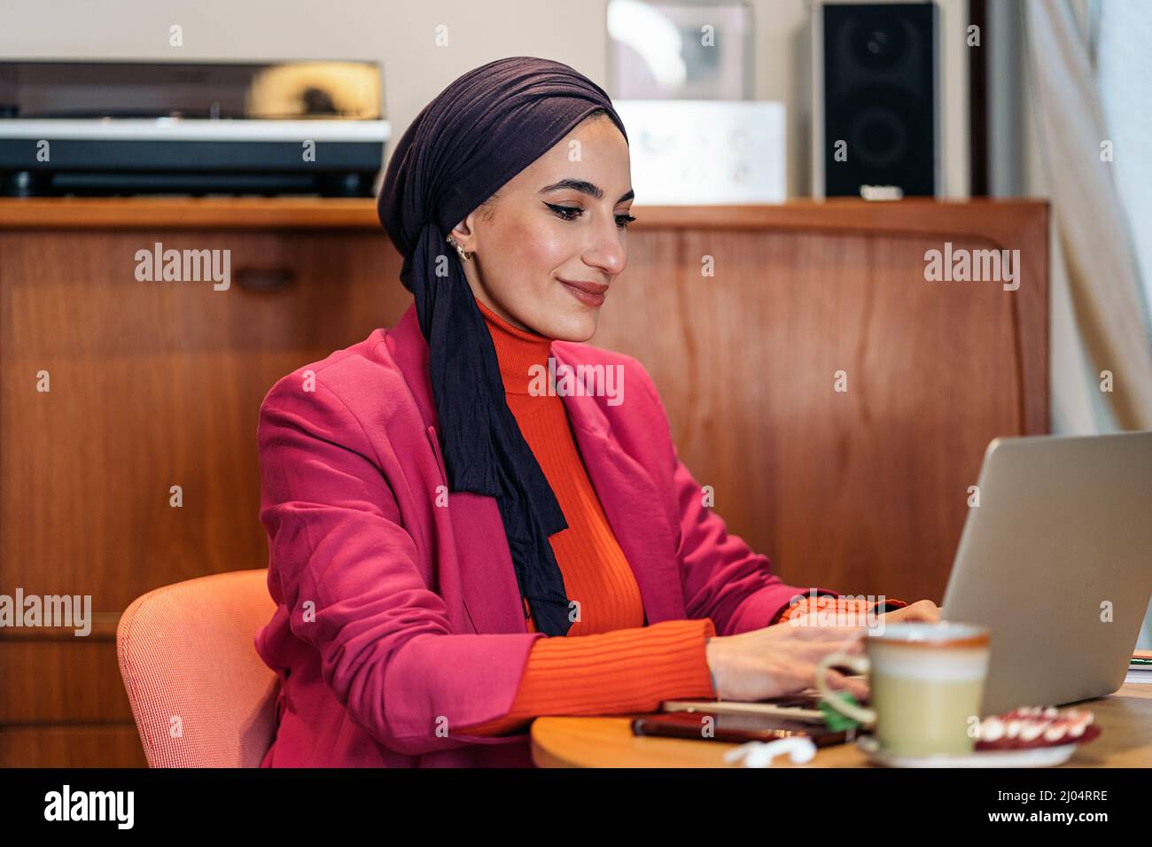 Self employed muslim woman hi-res stock photography and images - Alamy