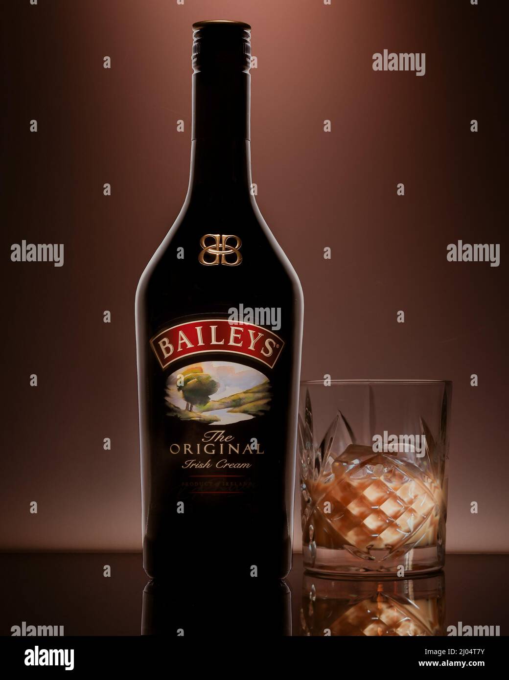 Baileys bottle and a glass hi-res stock photography and images - Alamy