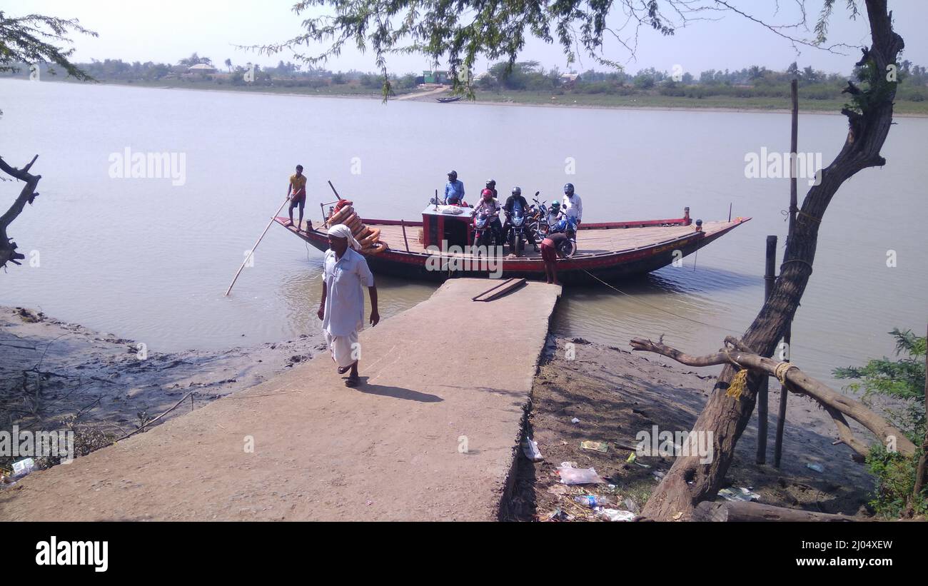 Riverside boat hi-res stock photography and images - Alamy