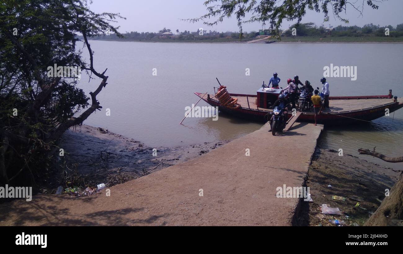 Riverside boat hi-res stock photography and images - Alamy