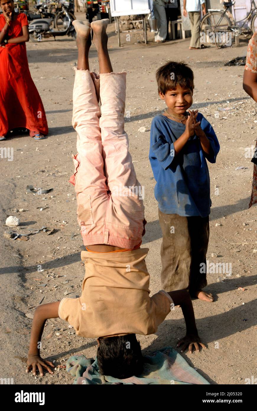 Street performers india hi-res stock photography and images - Alamy