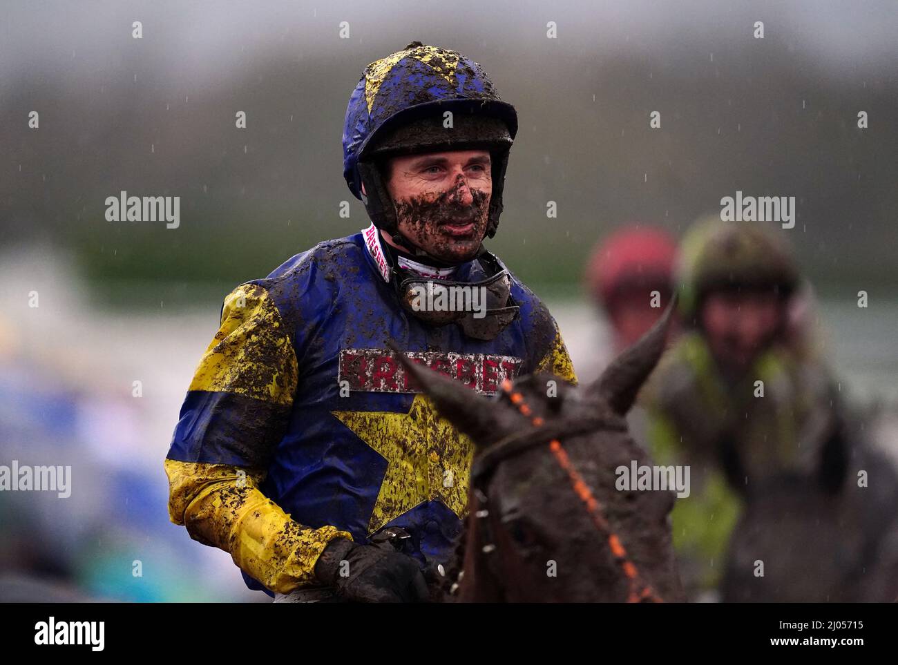 Mud covered jockey horse racing hi-res stock photography and images - Alamy