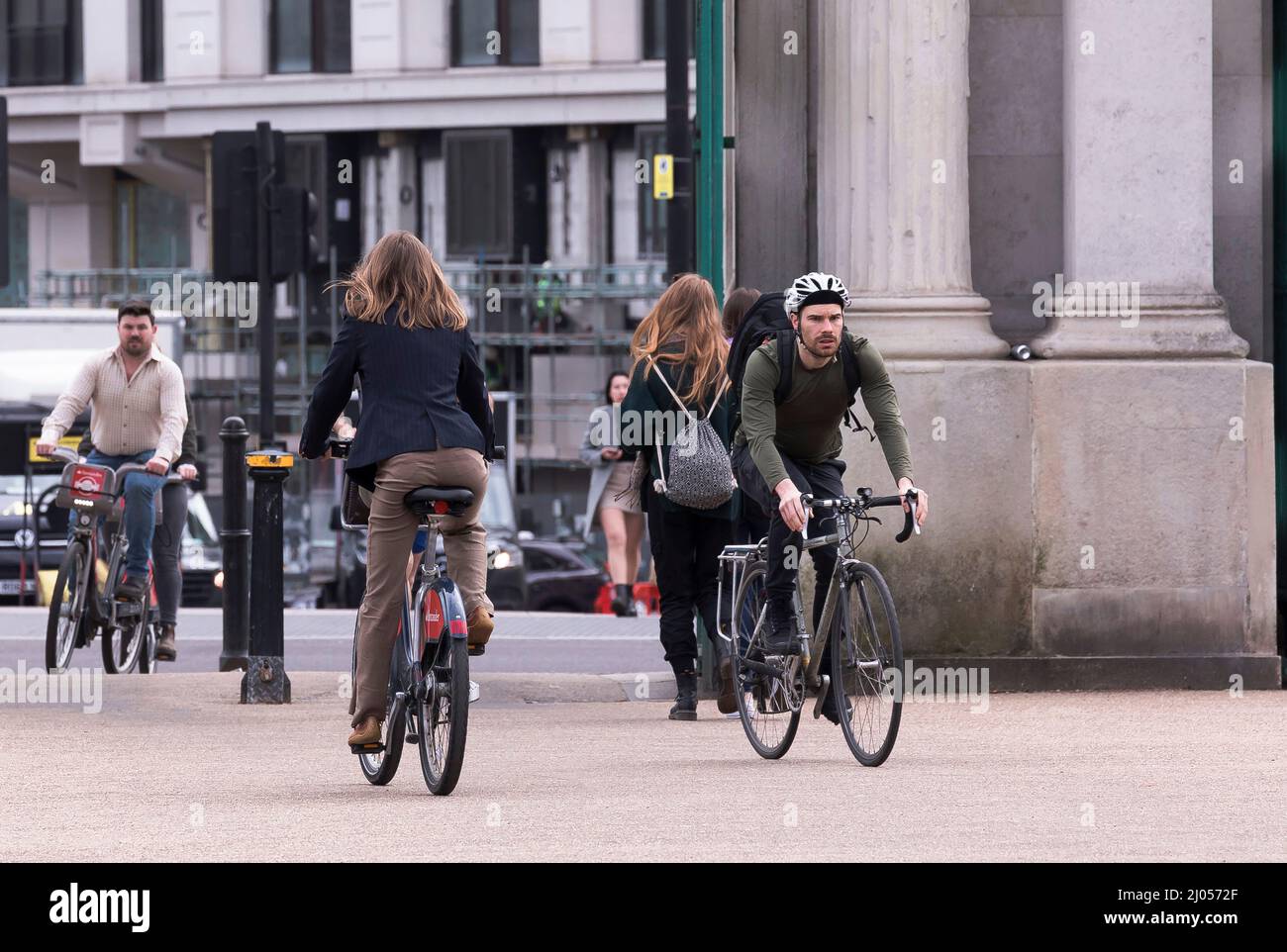 Cycle commute london park hi-res stock photography and images - Alamy