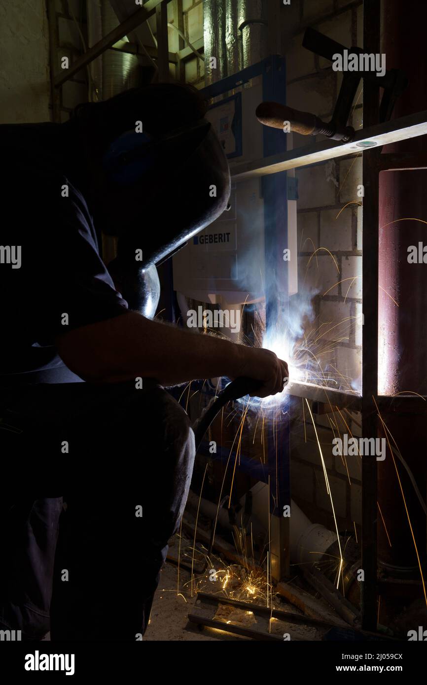Welder metal structure hi-res stock photography and images - Alamy