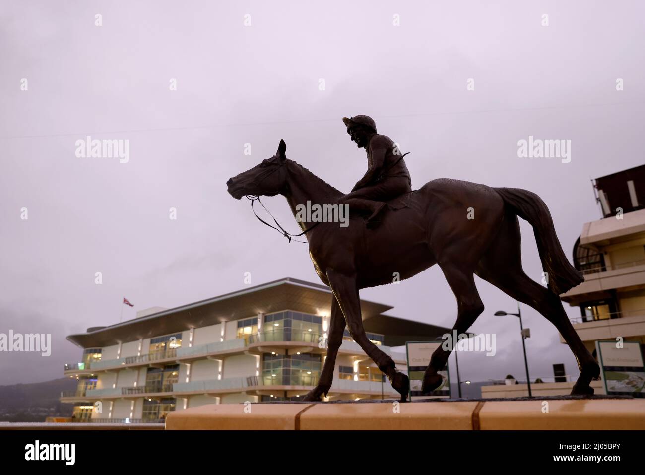 Dawn run statue at cheltenham racecourse hi-res stock photography and ...