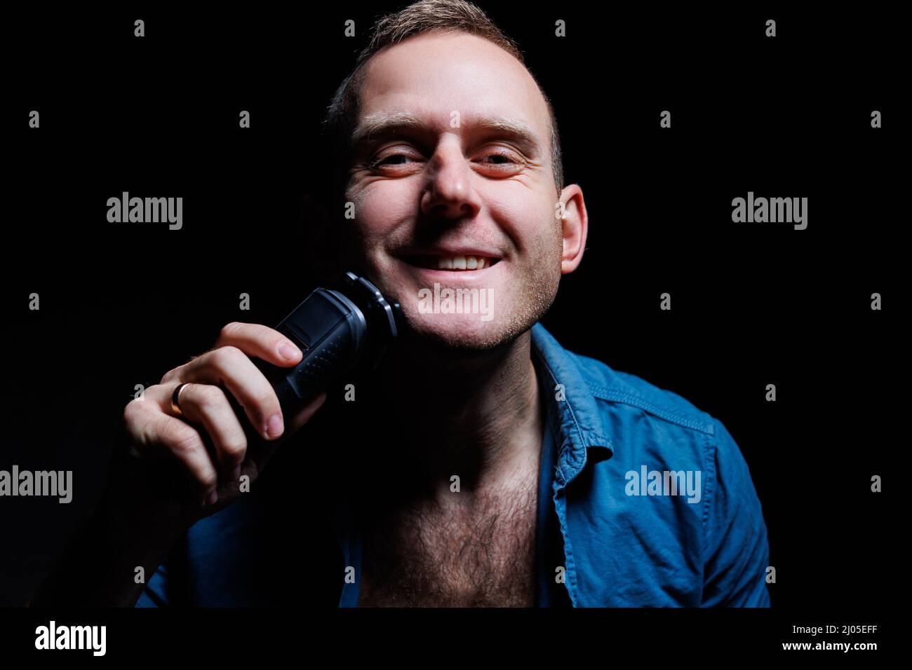 Guy cut cheek razor hi-res stock photography and images - Alamy