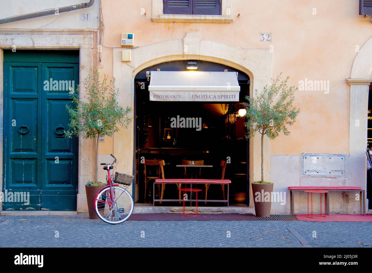 Cafeteria outdoors hi-res stock photography and images - Alamy