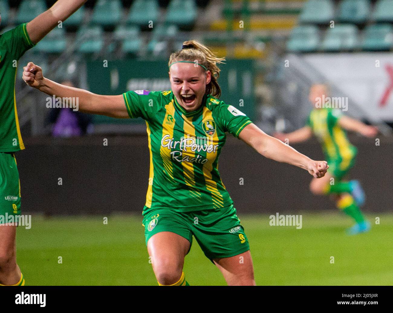 16 and amber hi-res stock photography and images - Alamy