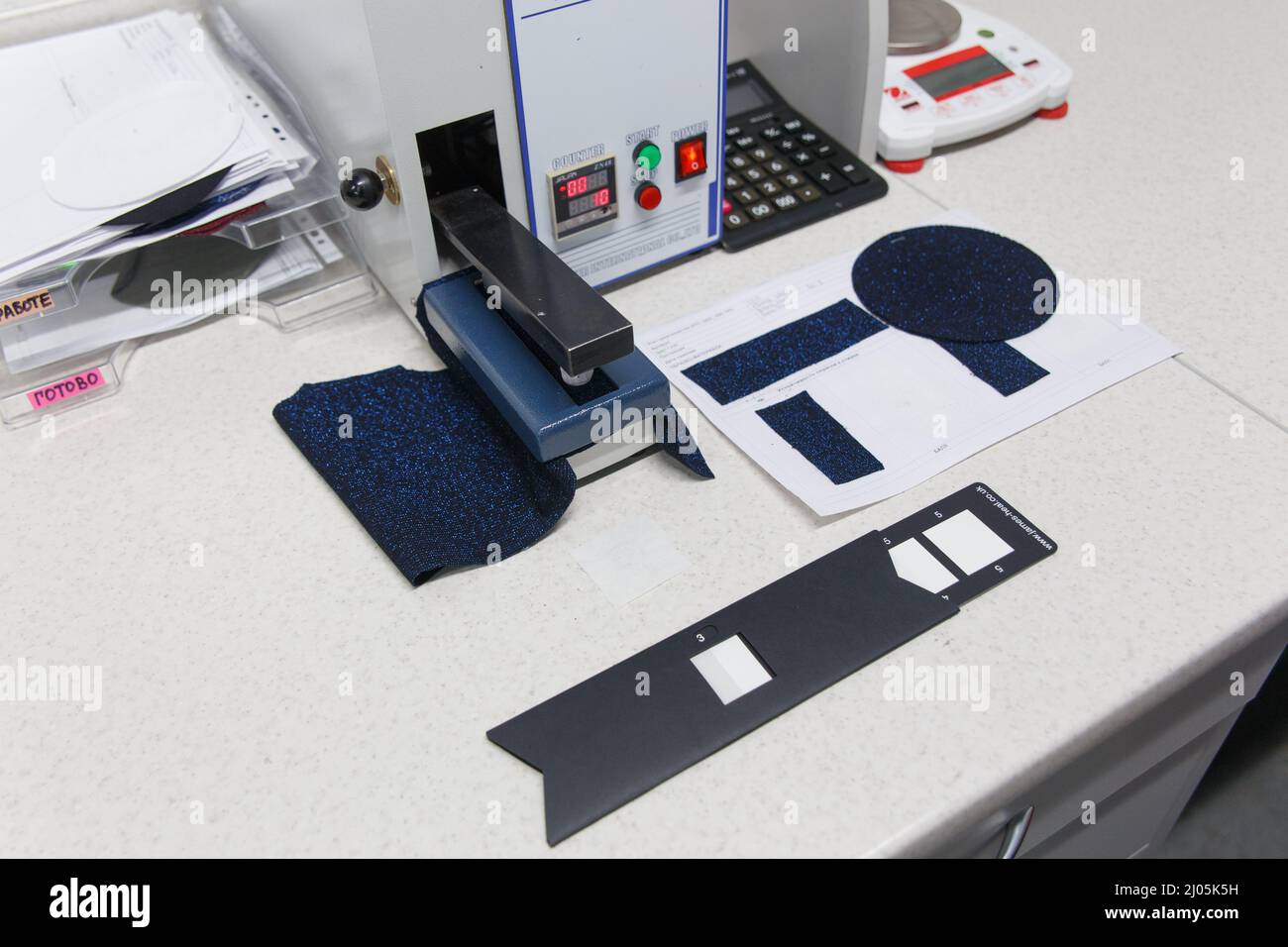 The device for determining the resistance of fabrics to mechanical wear ...