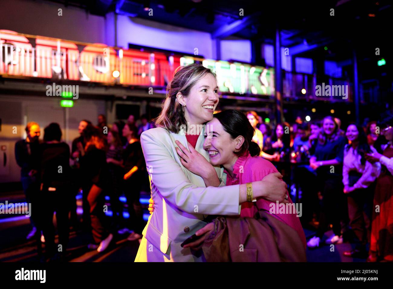 AMSTERDAM - Partijleden van GroenLinks volgen de uitslagen van de ...