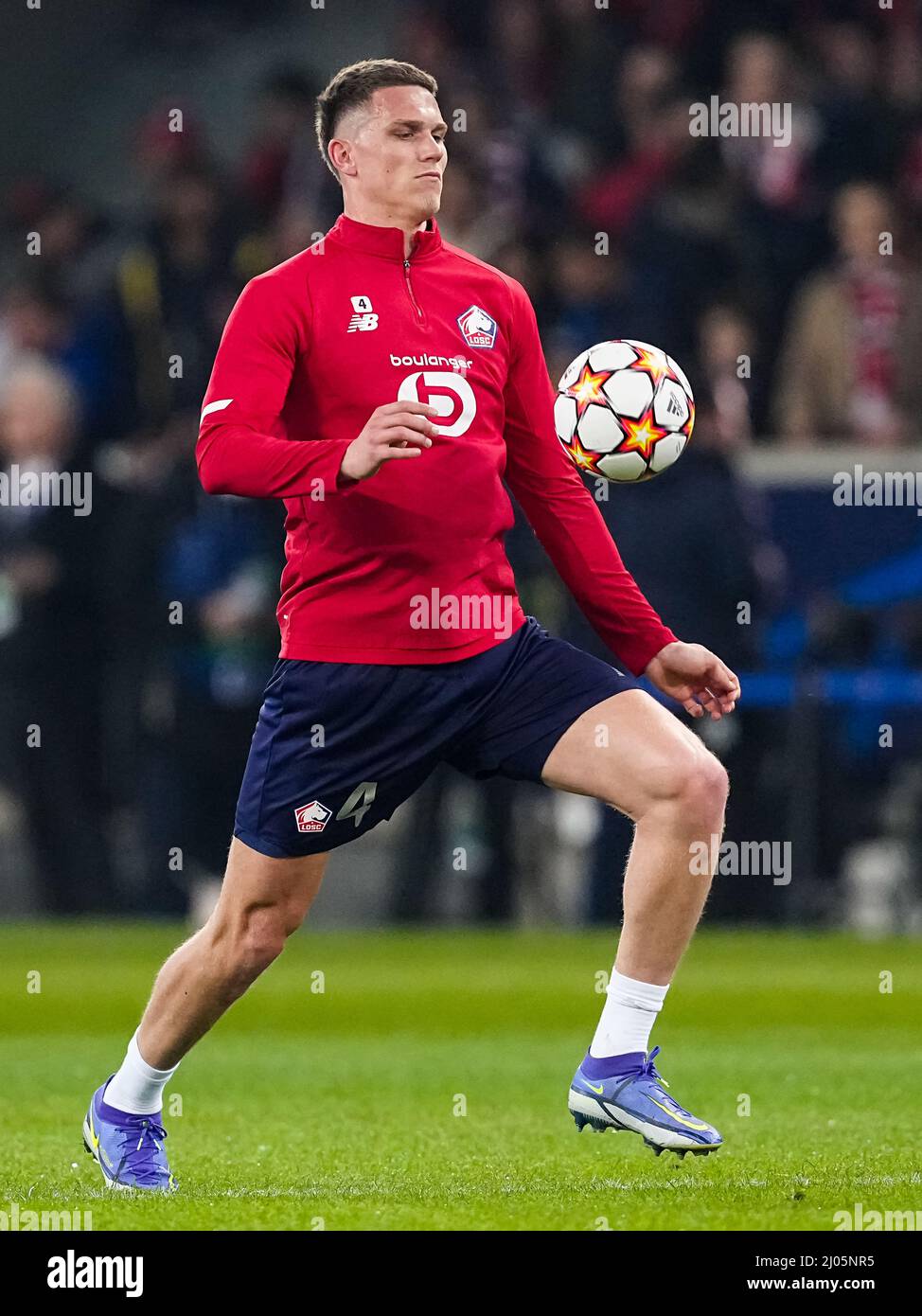LILLE, FRANCE - MARCH 16: Sven Botman of Lille OSC warms up prior to ...