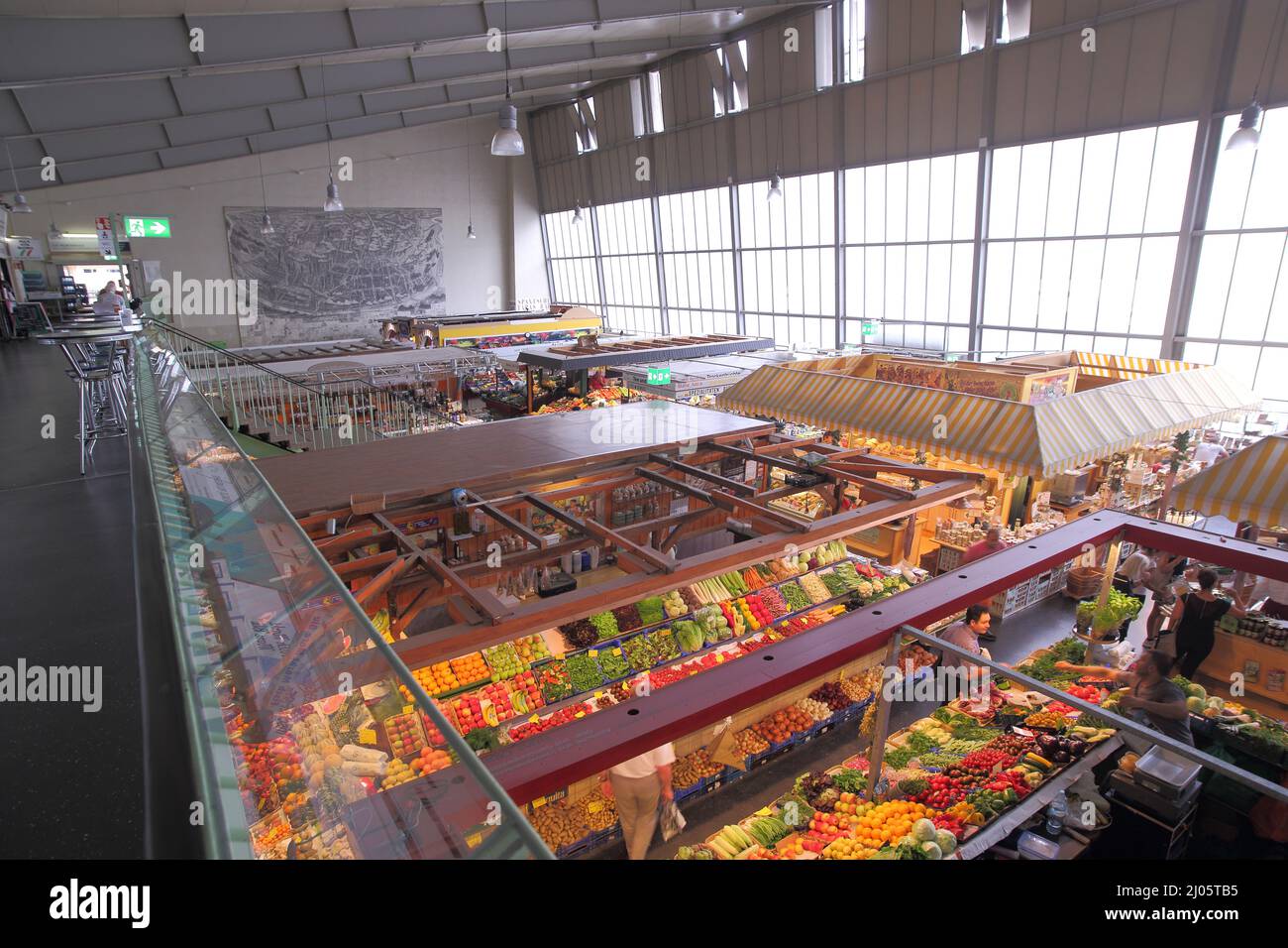 Market stalls in the Kleinmarkthalle in Frankfurt, Hesse, Germany Stock ...
