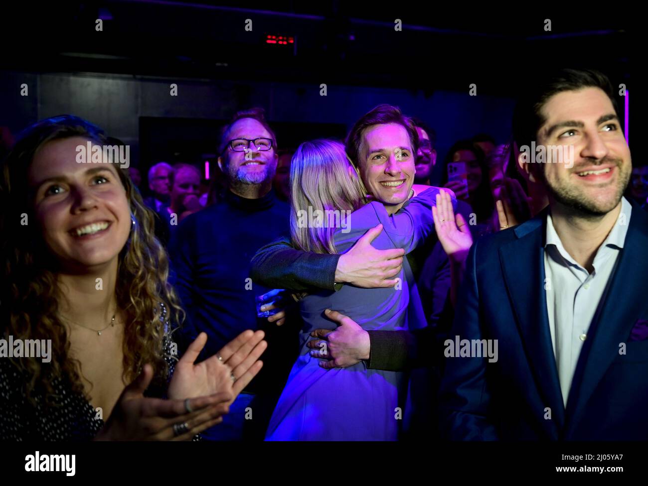 AMSTERDAM - Juliet Broersen, lijsttrekker Volt Amsterdam en Volt-lijsttrekker Laurens Dassen ...